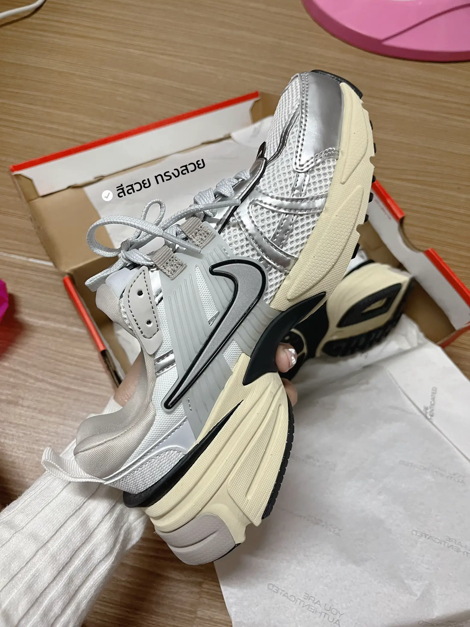 แกะกล่อง Nike V2K Run สี White Metallic Silver👟 | แกลเลอรีที่โพสต์โดย ...