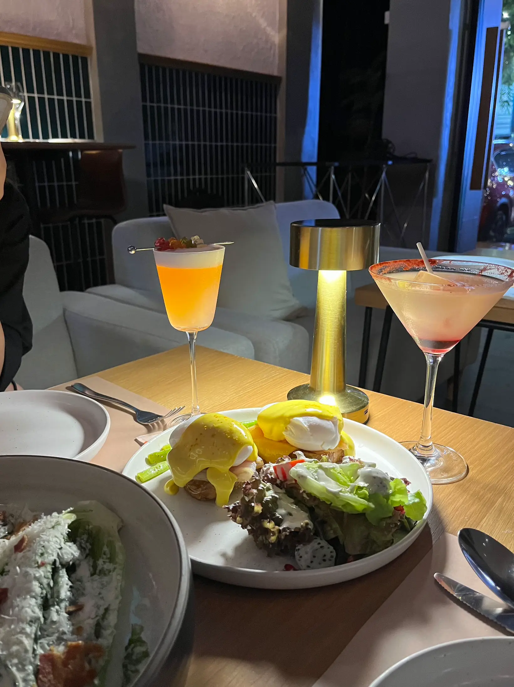 Tipsy Tuesday แหล่ง hangout ย่านสุขุมวิท 🥂 | แกลเลอรีที่โพสต์โดย paloyyy | Lemon8