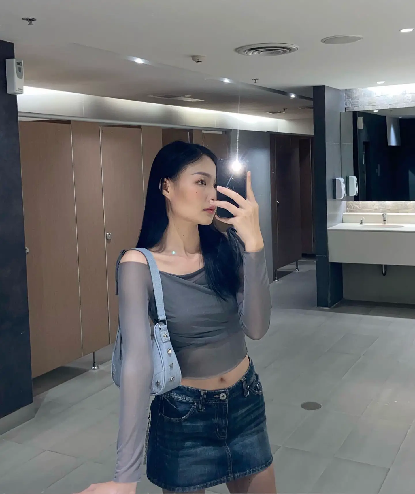 รวมท่าโพสถ่ายรูปหน้ากระจก | แกลเลอรีที่โพสต์โดย n | Lemon8