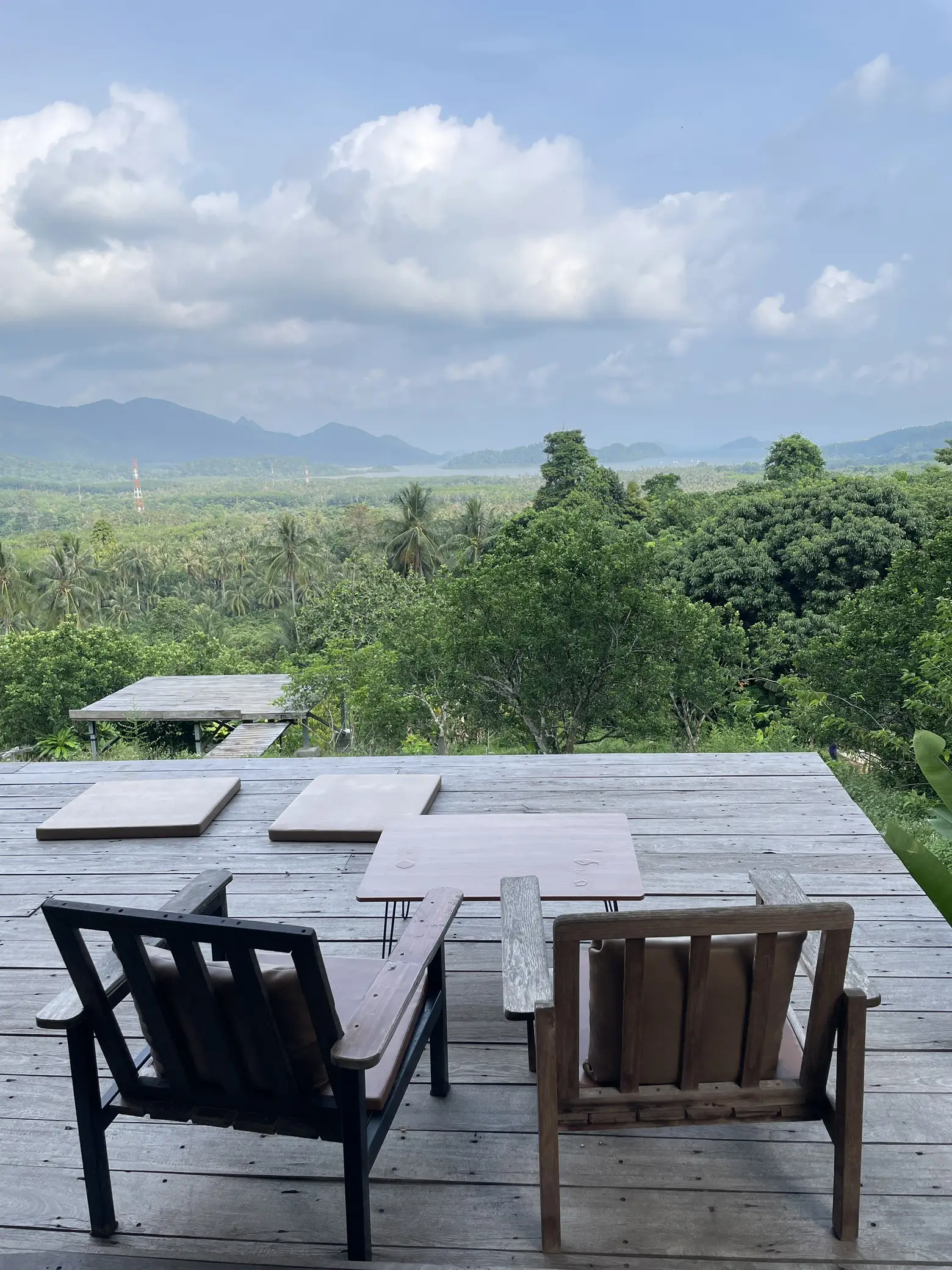 คาเฟ่ลับ วิวหลักล้าน 📍เกาะช้าง | แกลเลอรีที่โพสต์โดย Jenniedae | Lemon8