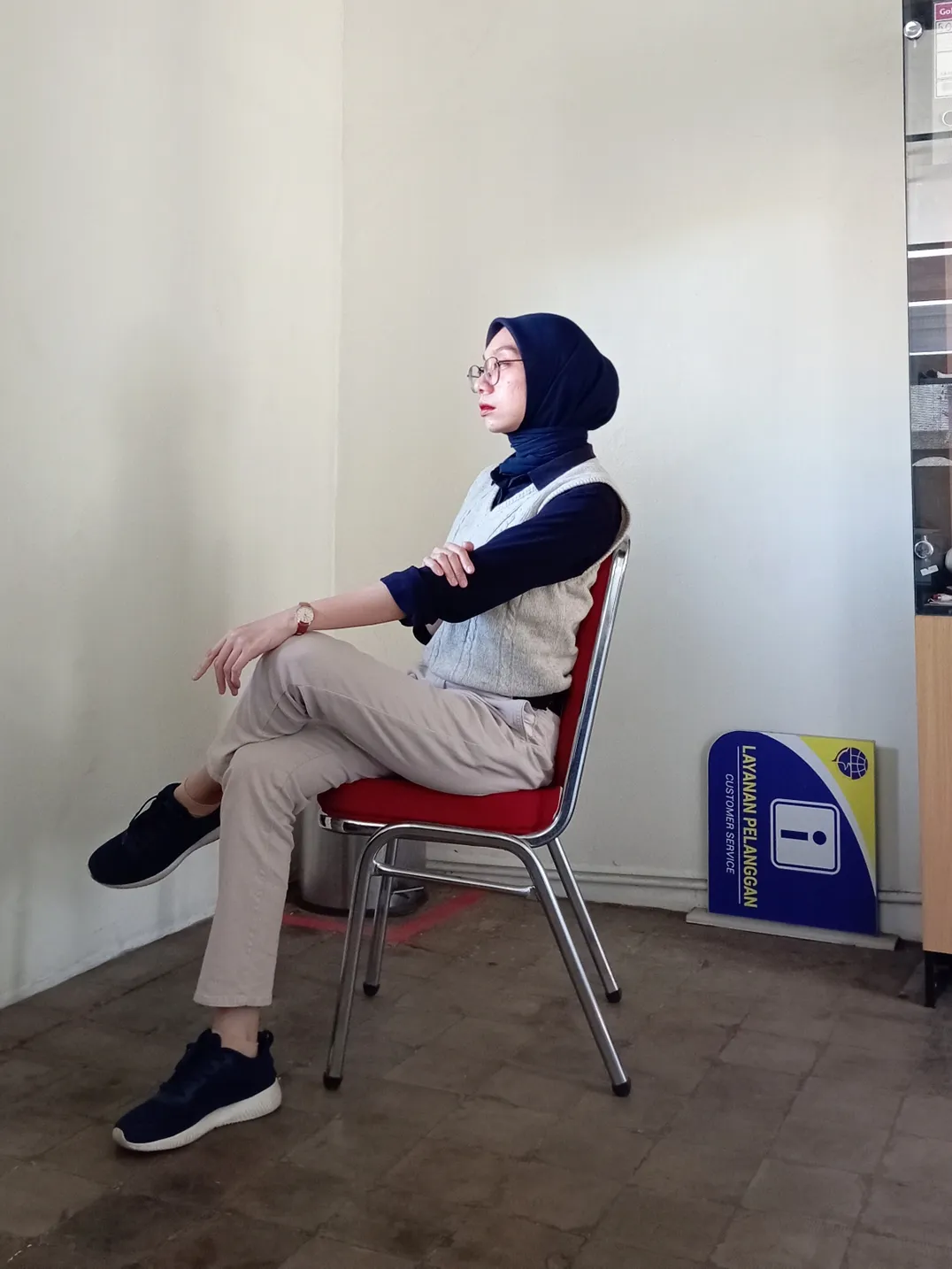 Ide pose foto duduk dikursi ala aku | Galeri diposting oleh Me qha | Lemon8