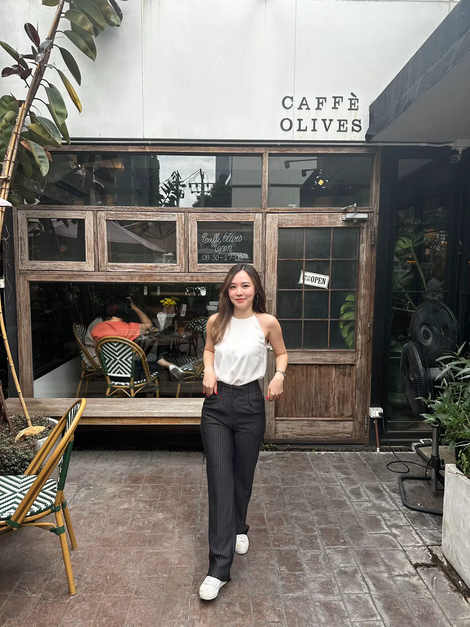 CAFE OUTFIT|カフェのアイデアにドレスアップ 💕 | nutchabeamが投稿したフォトブック | Lemon8