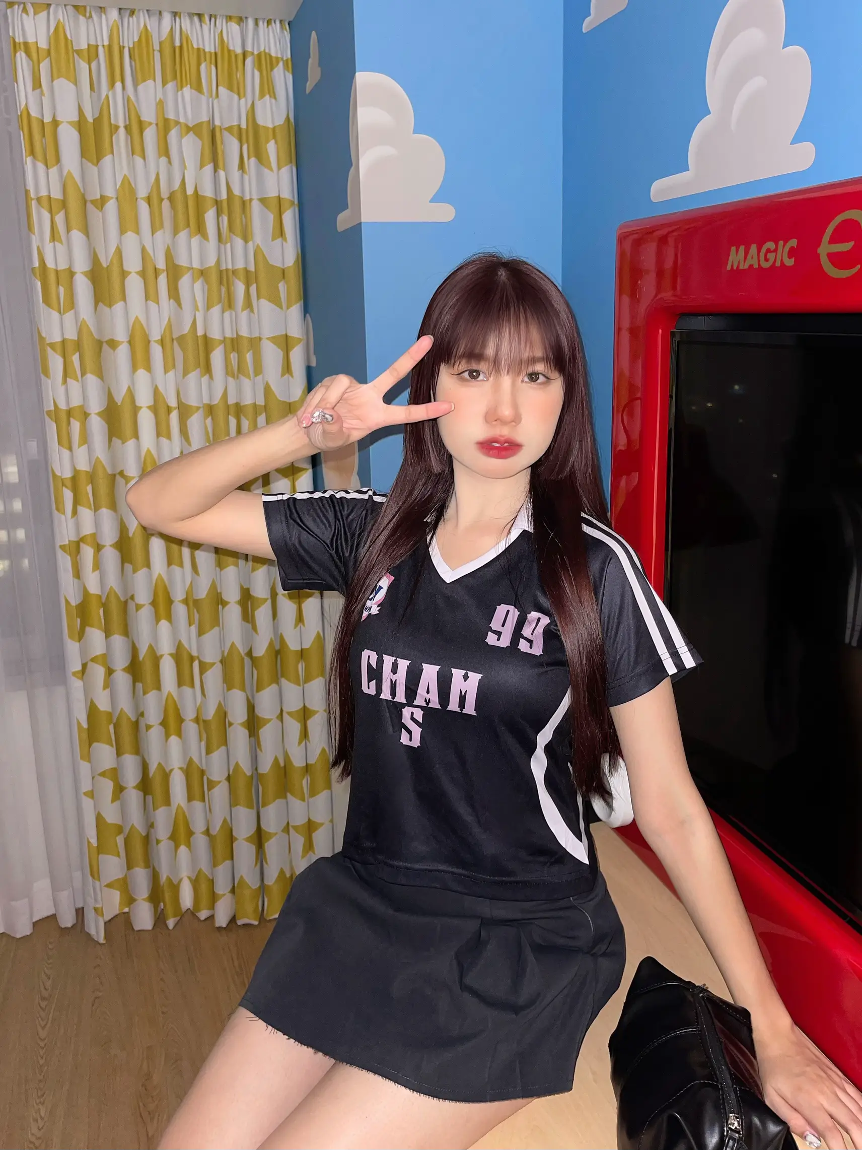 : เสื้อกีฬา y2k หลักร้อย 🍒 | แกลเลอรีที่โพสต์โดย bunny.guitar | Lemon8