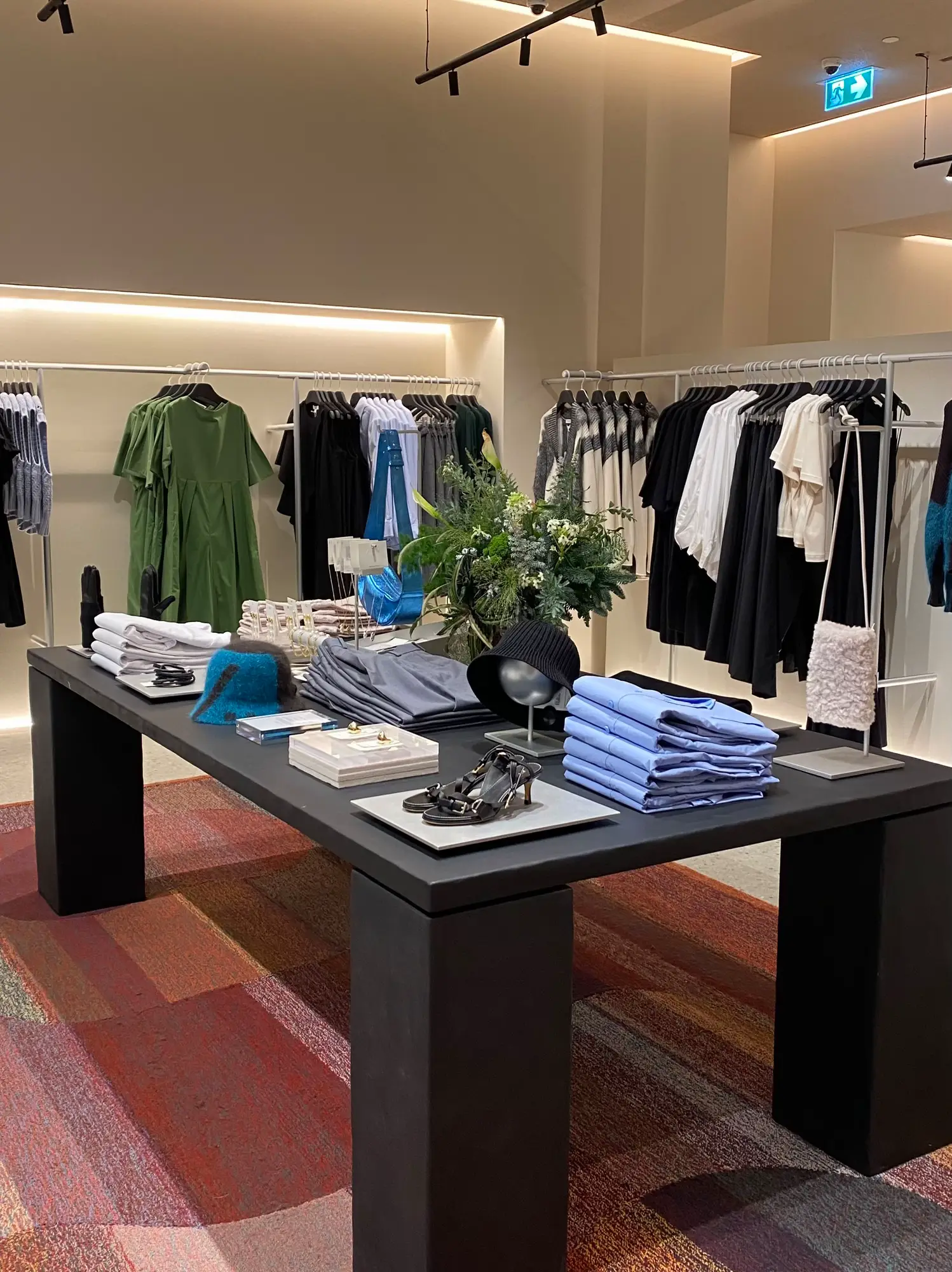 COS NEW STORE | สัมผัสใหม่พร้อมคอนเซปต์ความยั่งยืน | แกลเลอรีที่โพสต์ ...