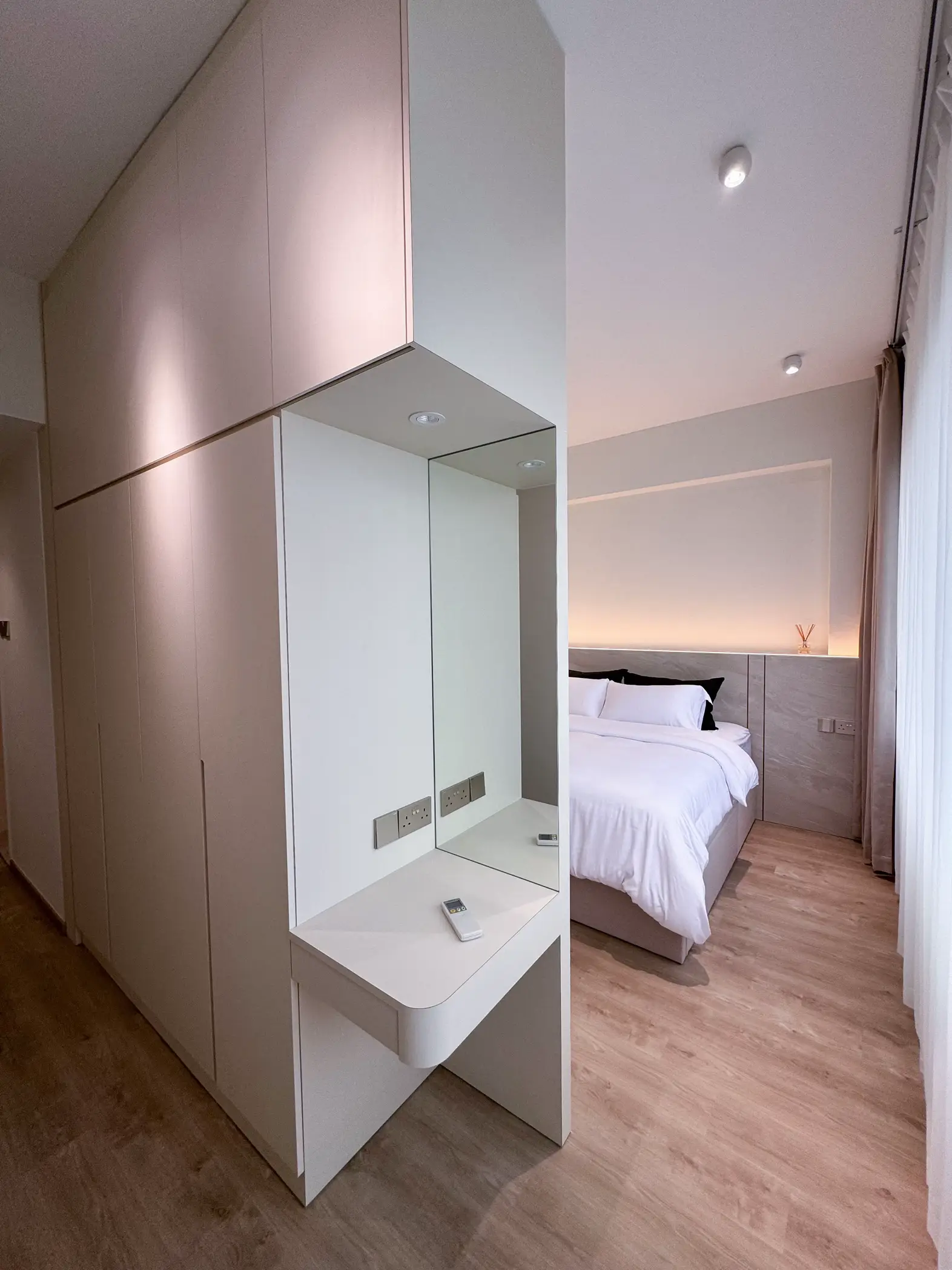 The Seamless Wardrobe and Vanity Table | Gallery posted by Cozyspace ...