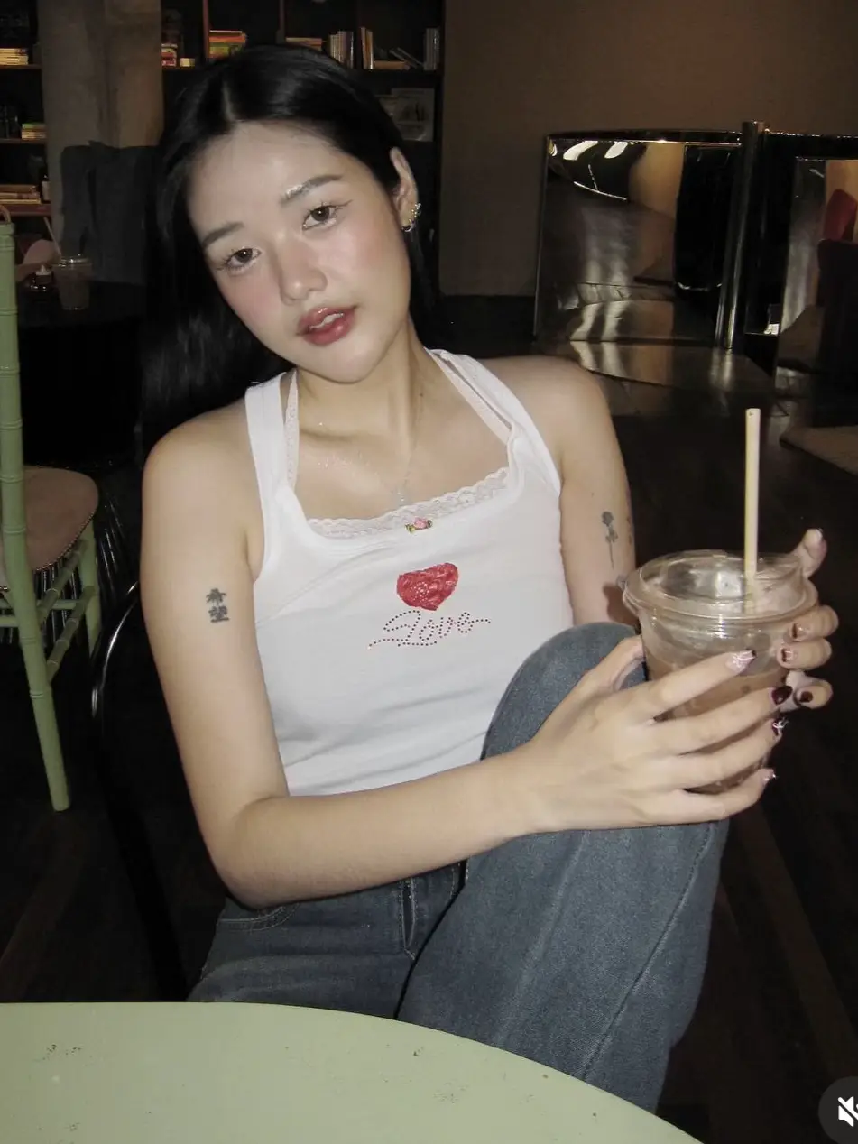 OOTD | tank top x jeans ใส่คู่กันยังไงก็เก๋ 👀 | แกลเลอรีที่โพสต์โดย 孙俪シ ...