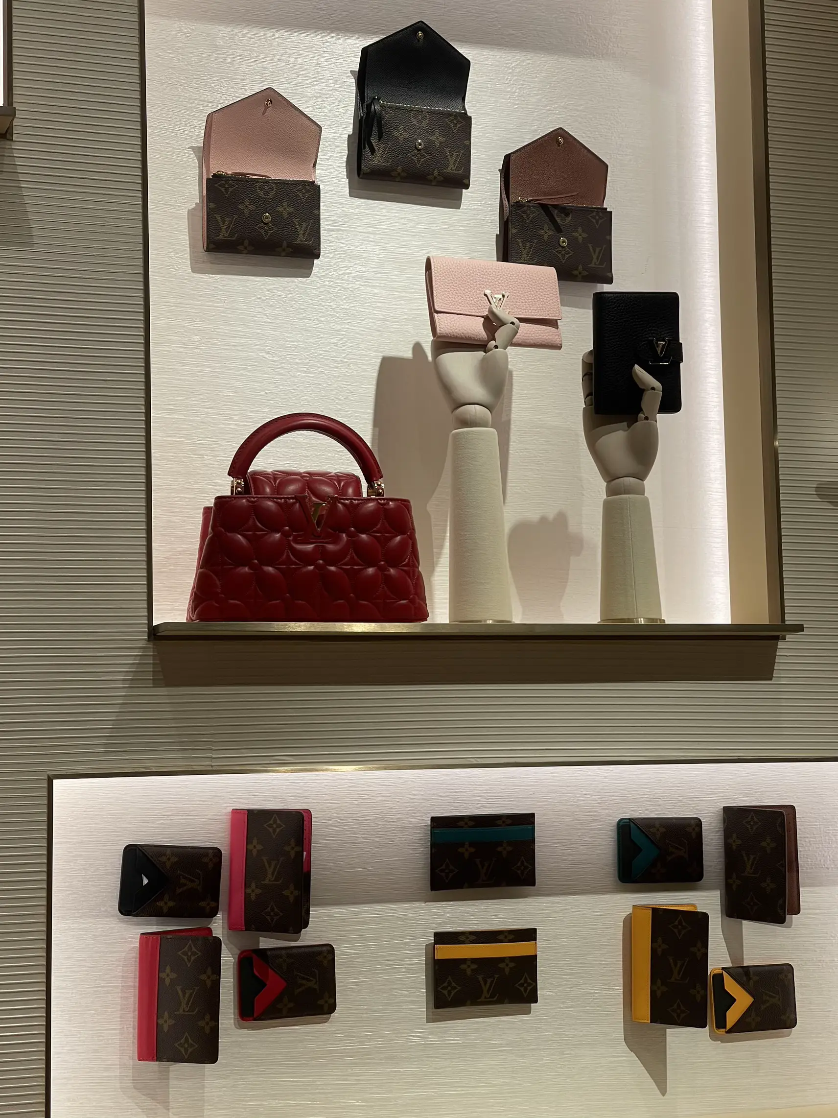 น่ารักมาก Card Holder LV Charms | แกลเลอรีที่โพสต์โดย Ploylamai | Lemon8