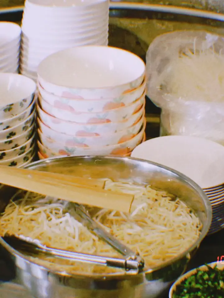 ก๋วยเตี๋ยวบุฟเฟ่ต์ 99 บาทอิ่มคุ้ม🥰 | วิดีโอที่เผยแพร่โดย Wiem.zx | Lemon8