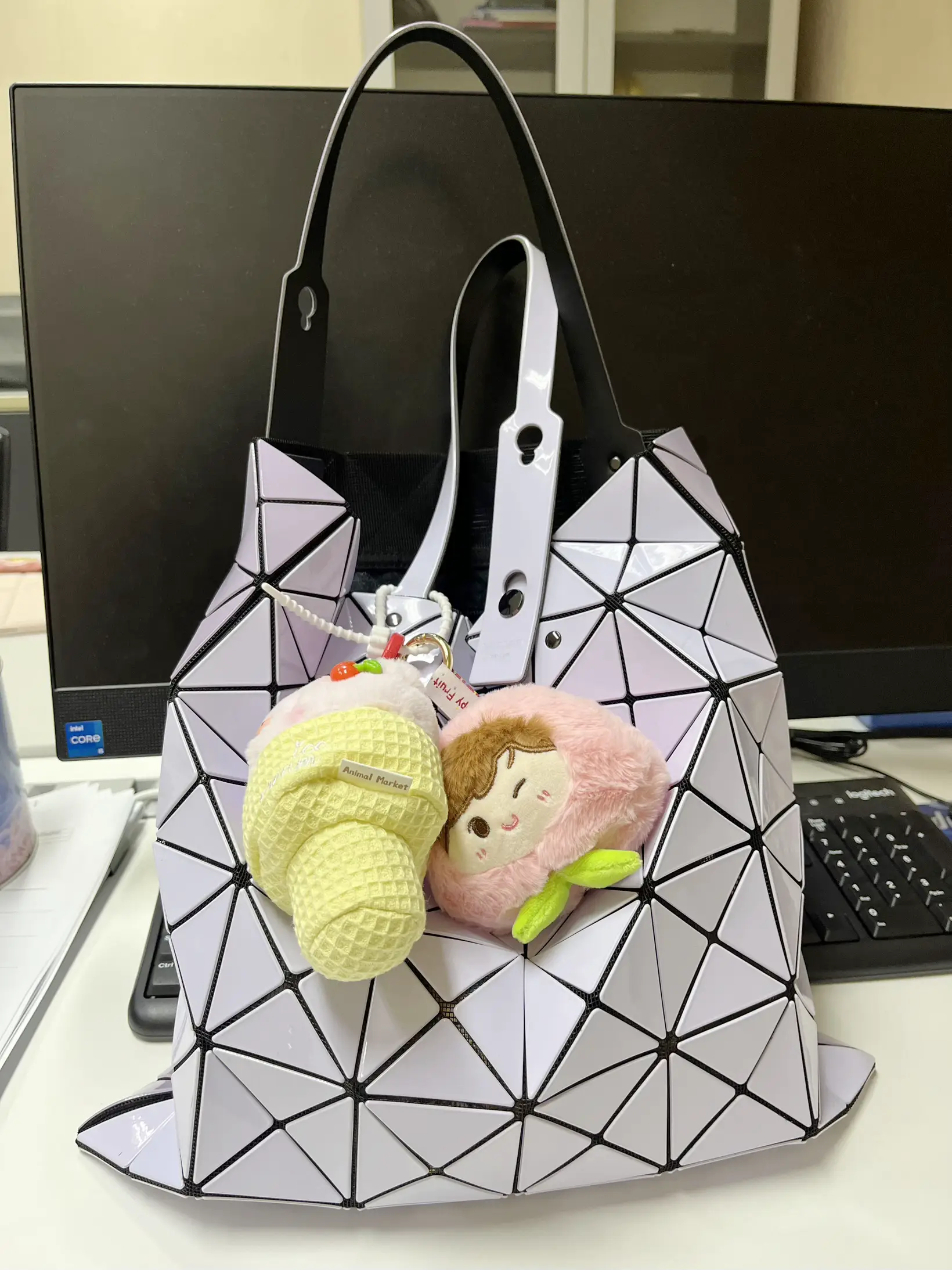 👩🏻‍💻What’s in my bag ฉบับสาวออฟฟิศ👩🏻‍💻 | แกลเลอรีที่โพสต์โดย พริมโรส. ...