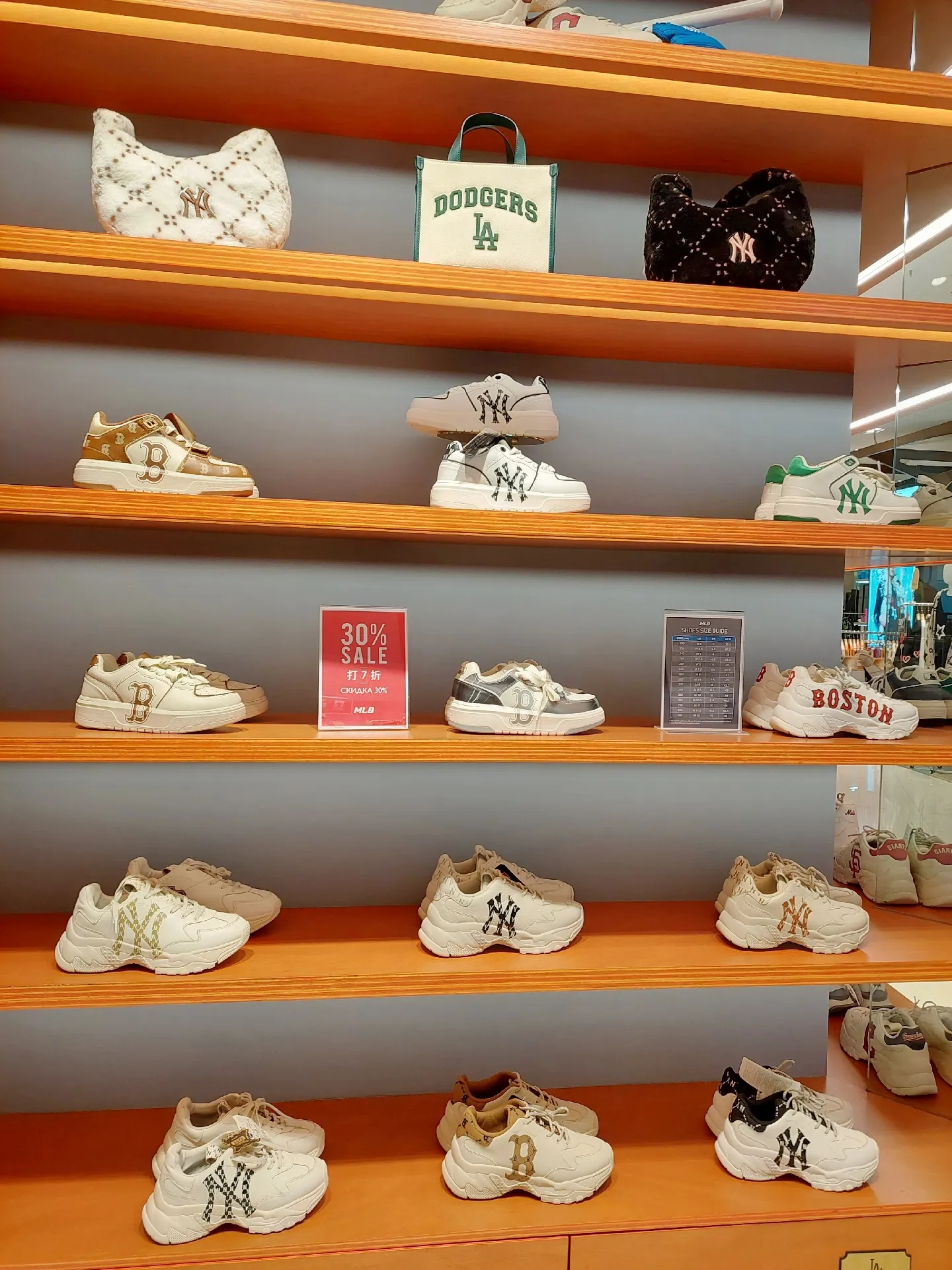 MLB ลด 50%พุ่งตัวไปช้อปกัน🛍 | แกลเลอรีที่โพสต์โดย Bluewhales | Lemon8