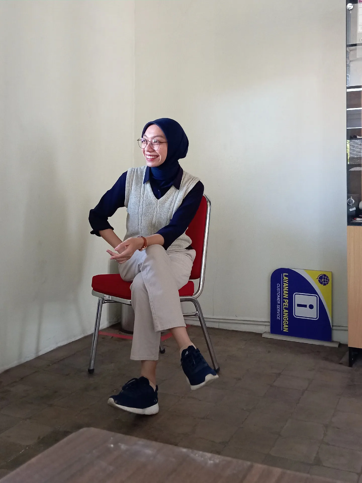 Ide pose foto duduk dikursi ala aku | Galeri diposting oleh Me qha | Lemon8