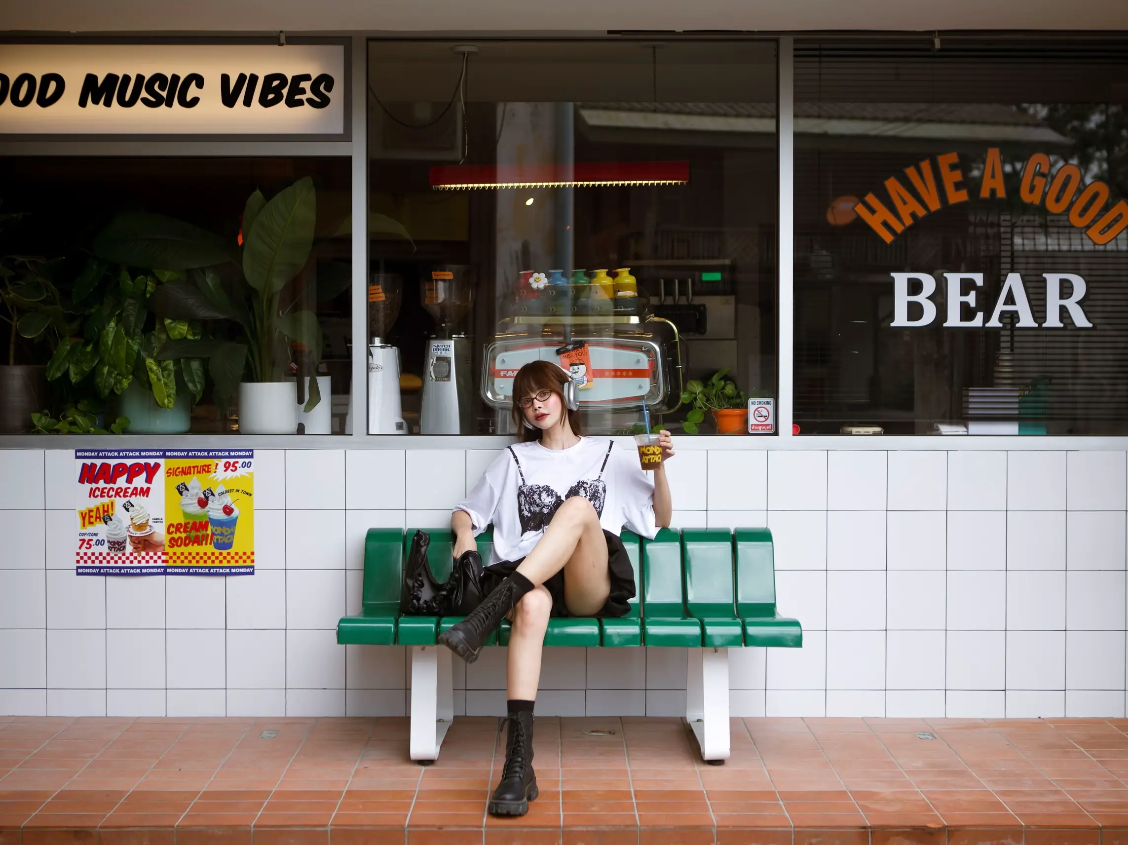 🧡คาเฟ่สุดชิคสไตล์ 90‘วินเทจ “MONDAY ATTACK” | แกลเลอรีที่โพสต์โดย May’s Journey | Lemon8