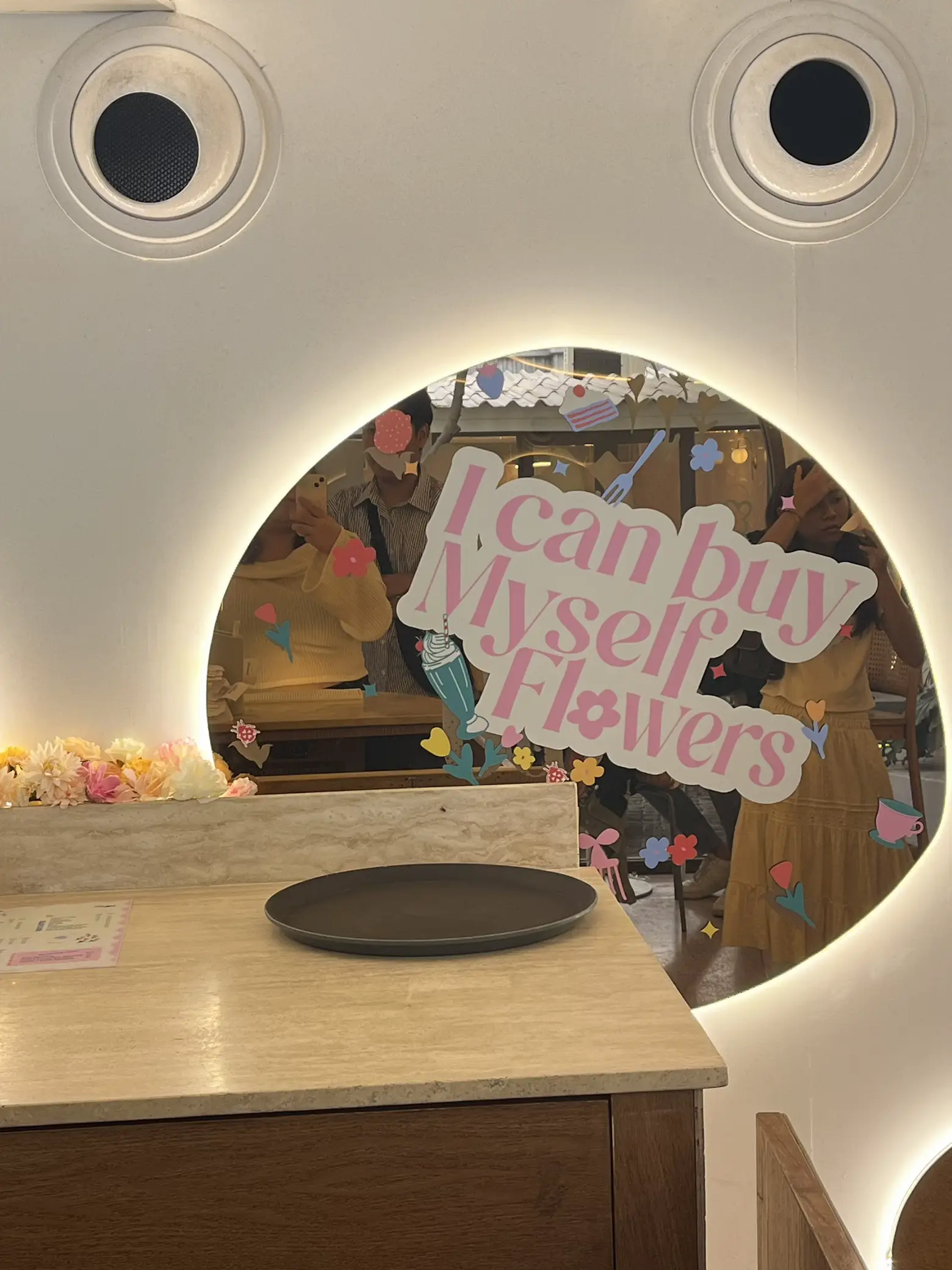 คาเฟ่ดอกไม้สมูทตี้สุดคิวท์ย่านอารีย์ Flerwows smoothie and🌷 | แกลเลอรี ...