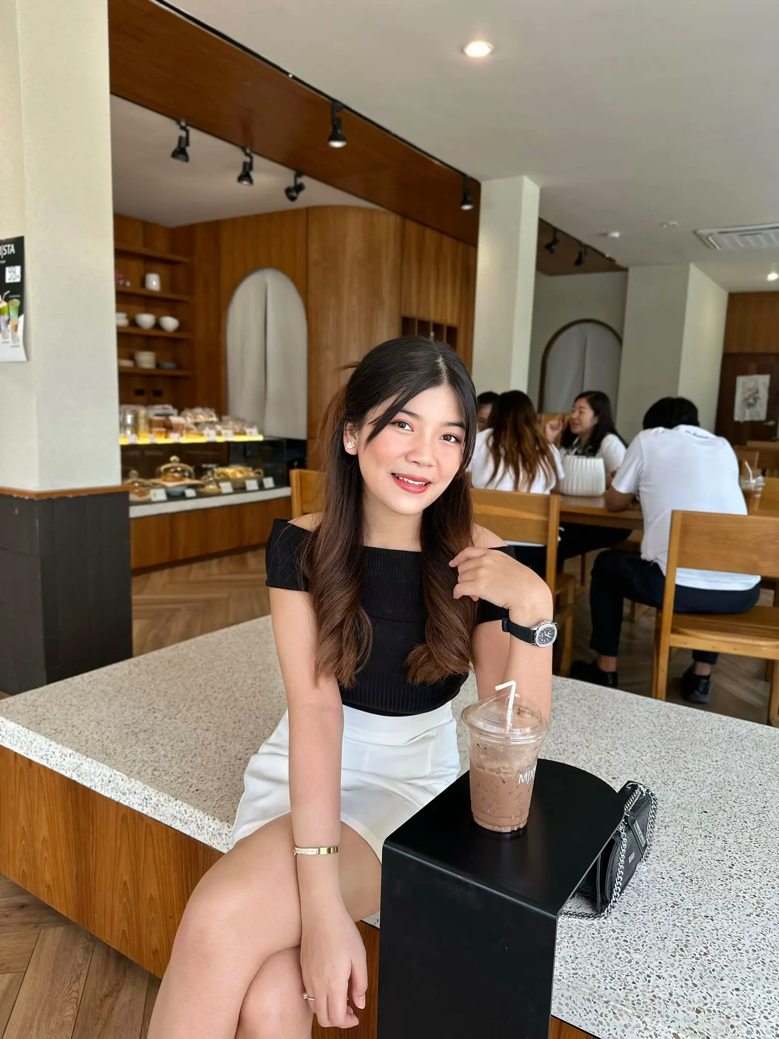 ไอเดียแต่งตัว ทำผม ไปคาเฟ่ลุคคุณหนู 💅 | แกลเลอรีที่โพสต์โดย Inum | Lemon8