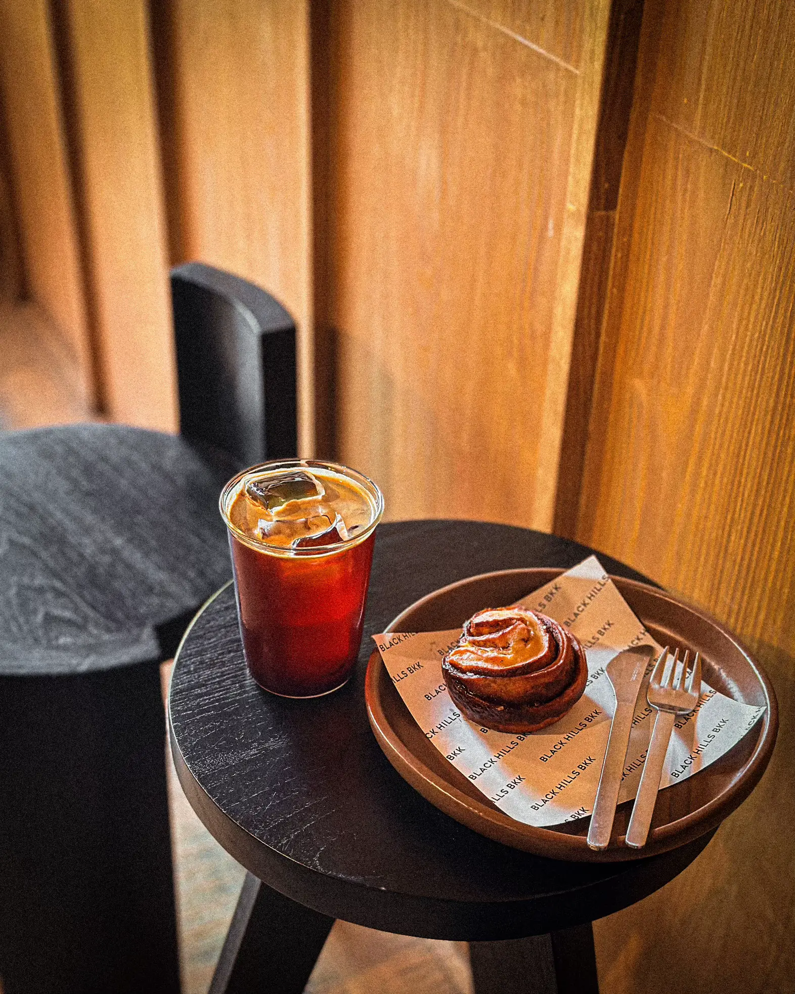 Blackhills BKK คาเฟ่ลับๆ ในลาดพร้าวซอย1 ใกล้ยูเนี่ยนมอลล์ | แกลเลอรีที่โพสต์โดย ThIpakon.M | Lemon8