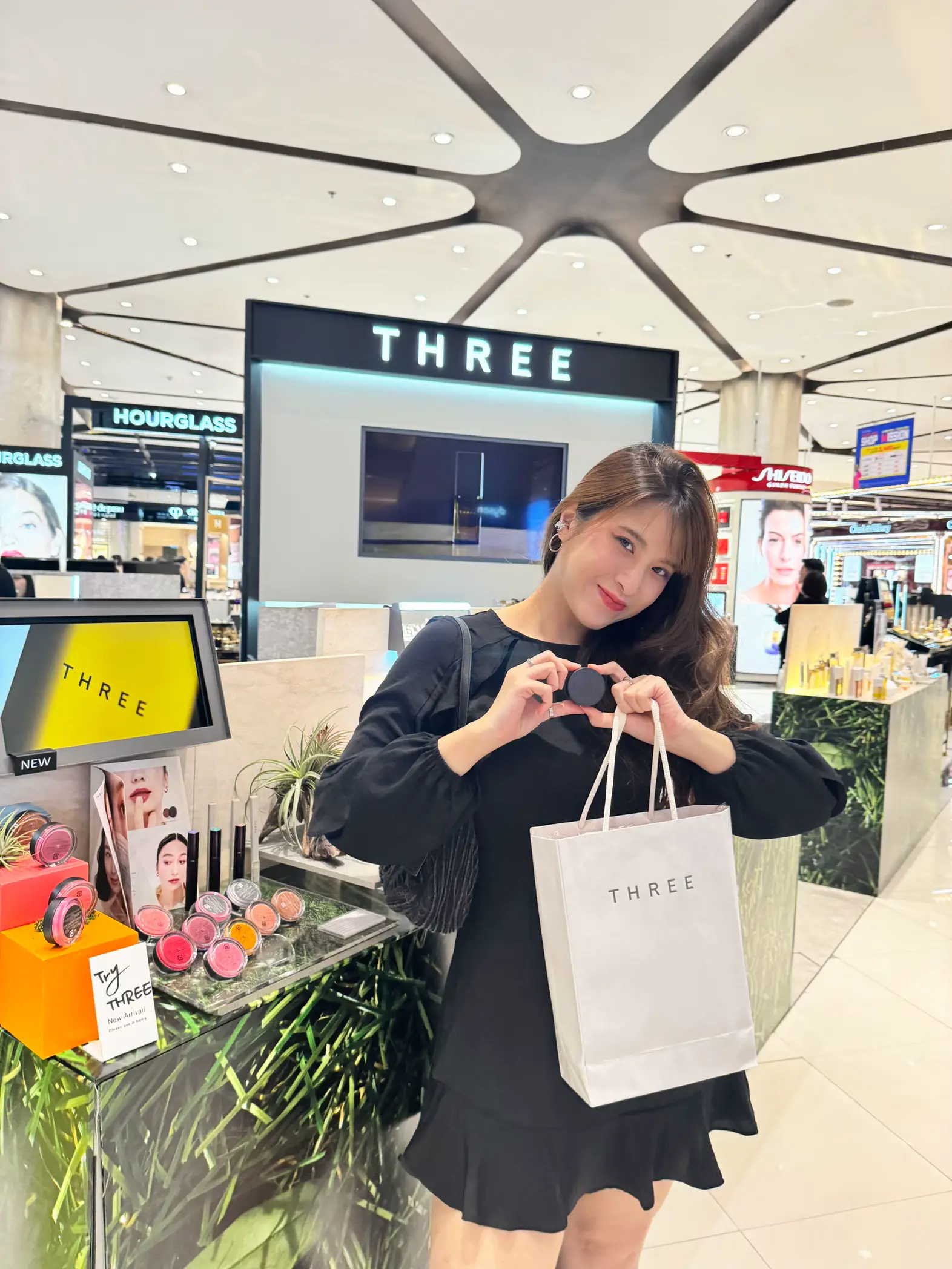 ไปแต่งหน้าฟรีที่ THREE เทรนด์ใหม่จากญี่ปุ่น🖤 | แกลเลอรีที่โพสต์โดย cinearism💀 | Lemon8