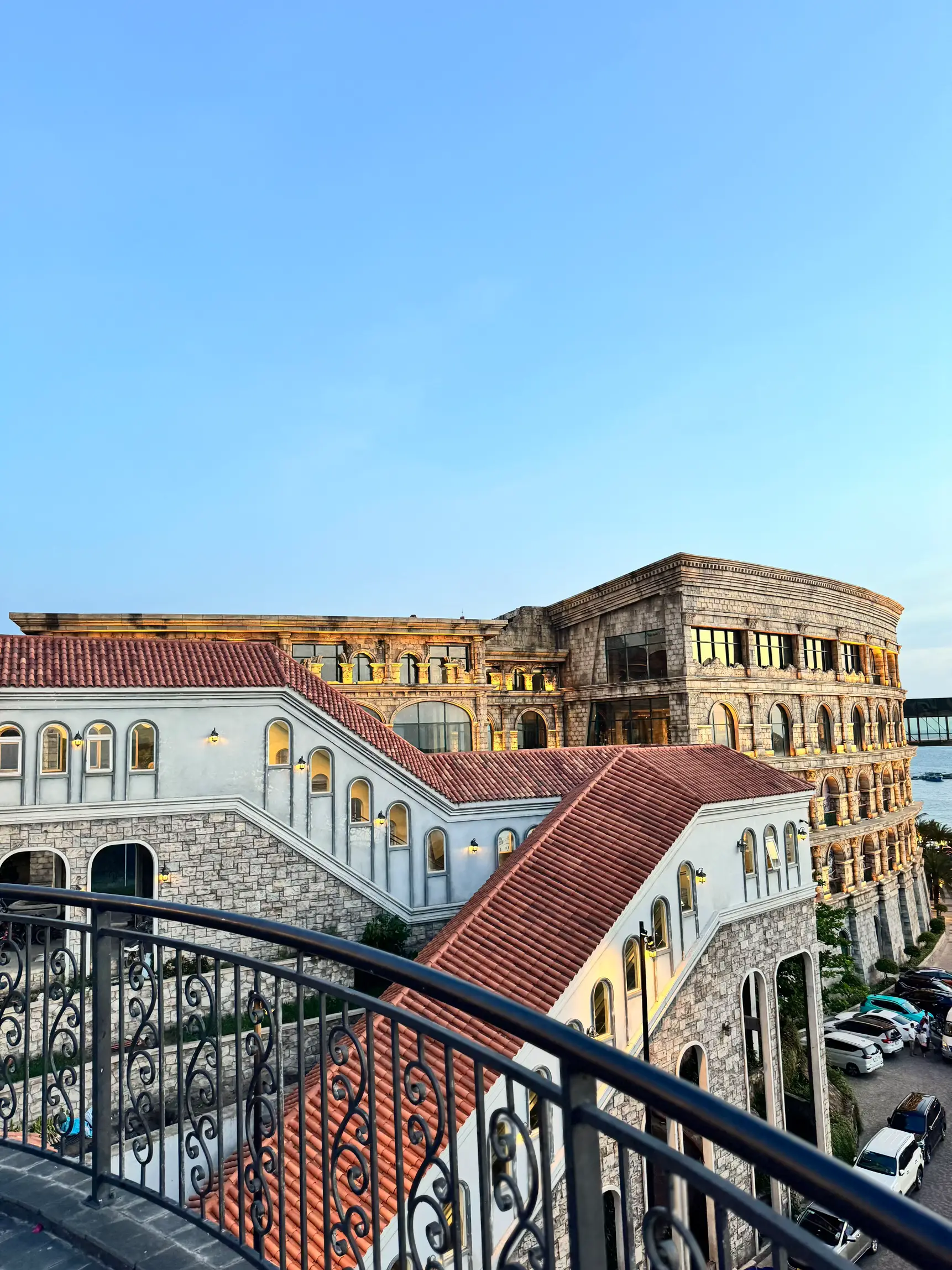 Sunset town “ Phu Quoc” 🇻🇳 | แกลเลอรีที่โพสต์โดย Chontawan Pts | Lemon8