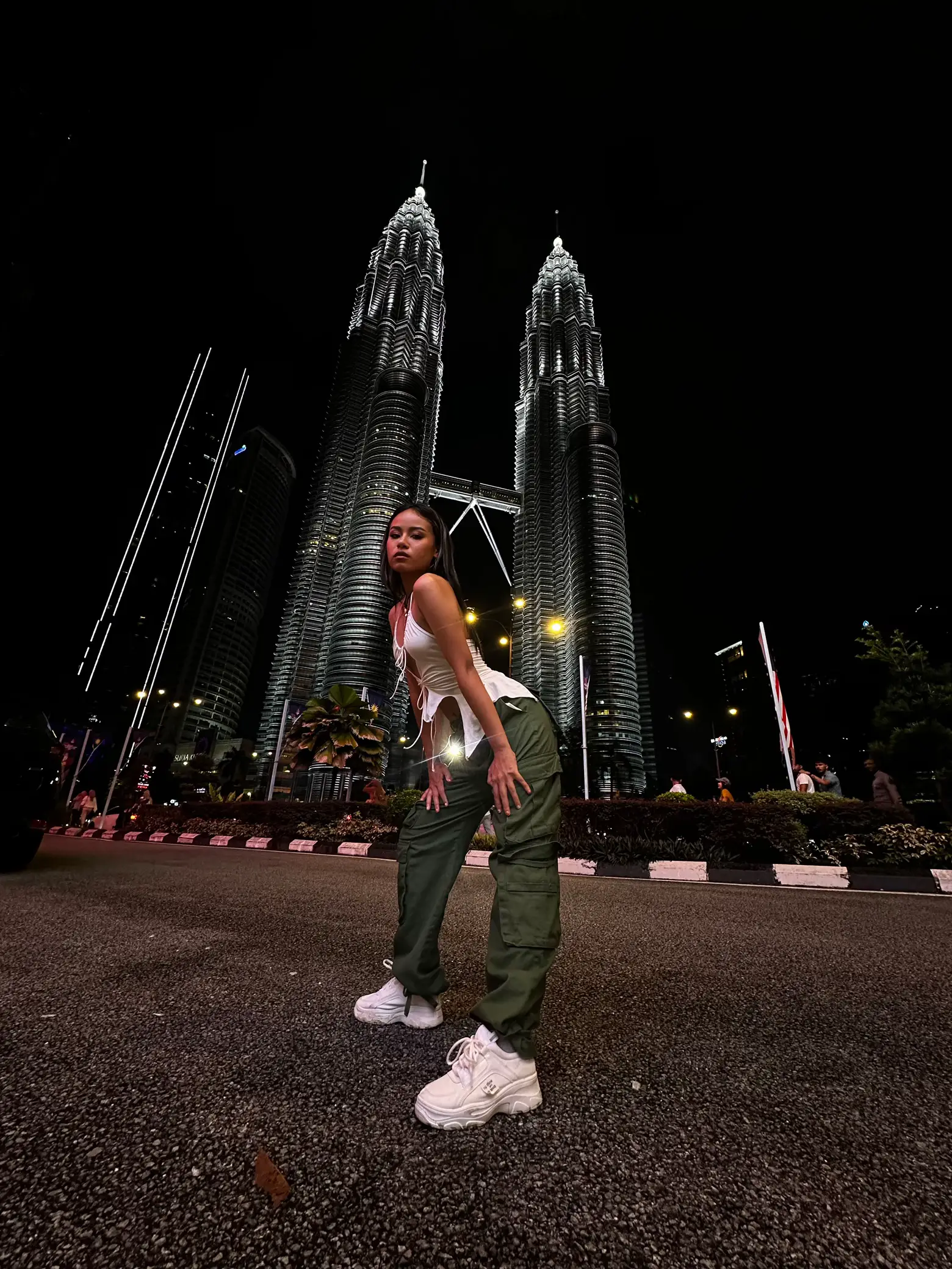 ท่าโพสแบบสับกับตึกแฝด🇲🇾 | แกลเลอรีที่โพสต์โดย M | Lemon8