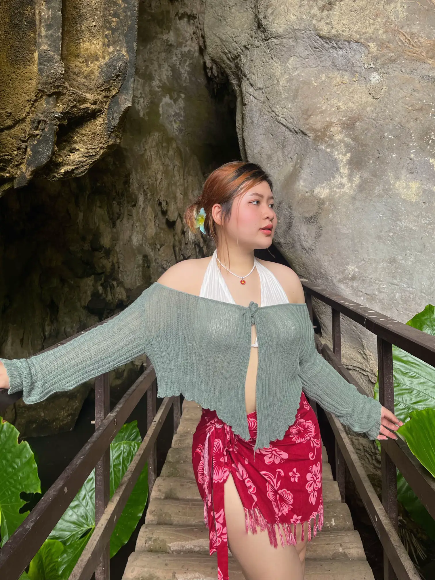 Idea ท่าโพสไปทะสไตล์ island girl 🌴🌺🌊 | แกลเลอรีที่โพสต์โดย ginnie de vann | Lemon8