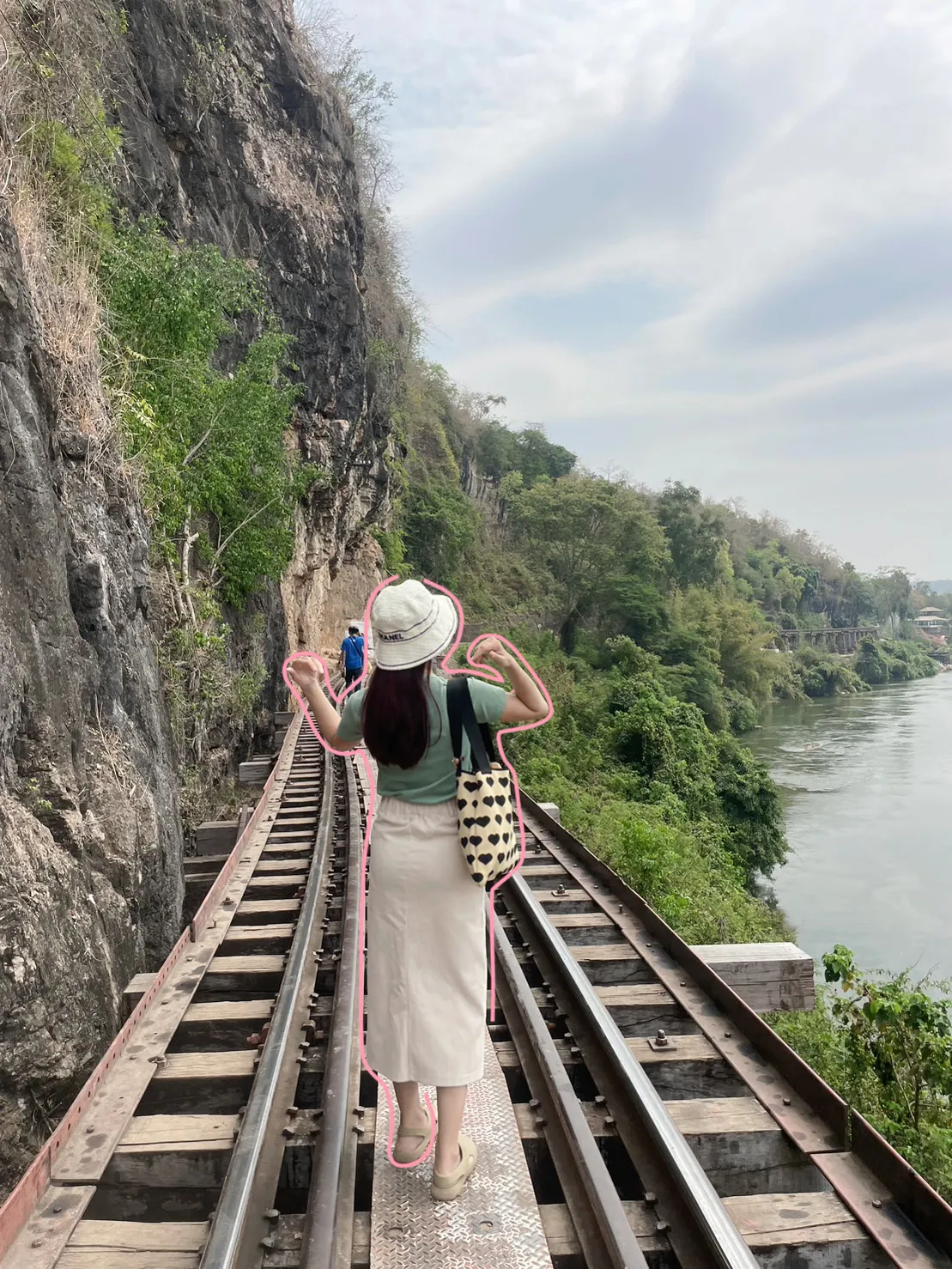 วิวสวยที่ทางรถไฟสายมรณะ | แกลเลอรีที่โพสต์โดย Hall | Lemon8