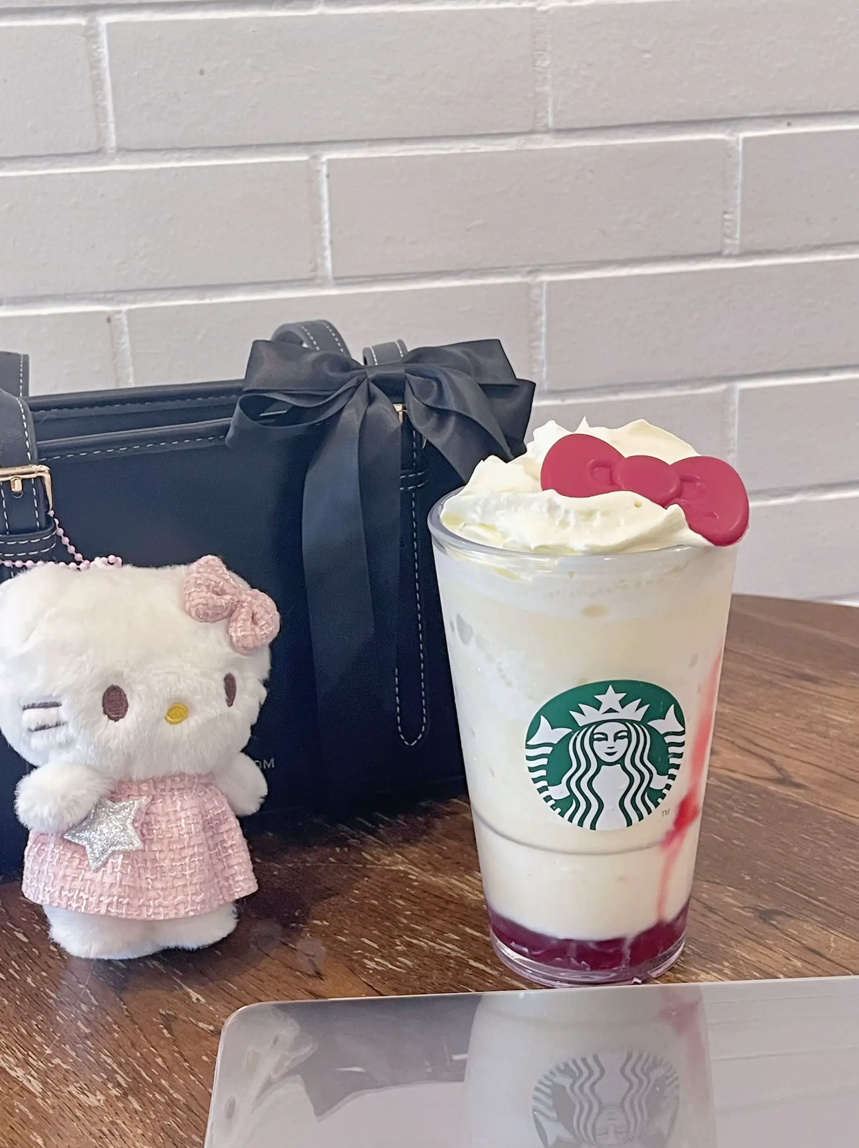 Hello kitty @starbucks | แกลเลอรีที่โพสต์โดย little🍓 | Lemon8
