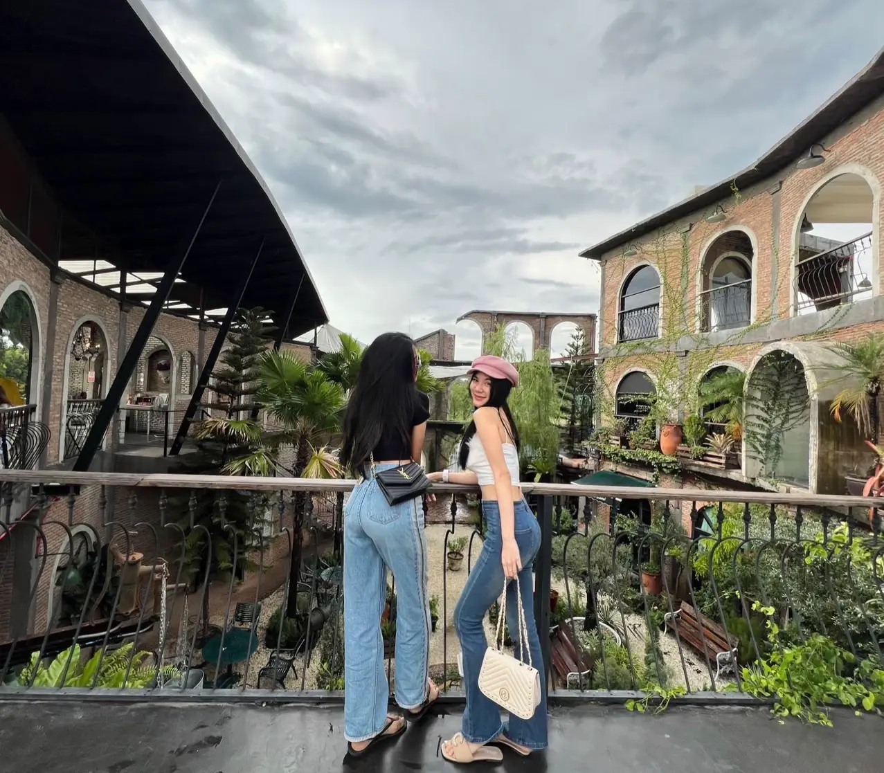 Cafe Laura Bar & Restaurant | แกลเลอรีที่โพสต์โดย I.U | Lemon8