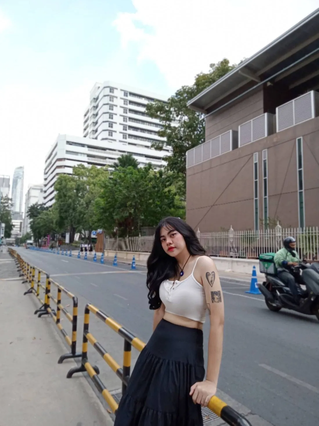 แต่งตัวกับกระโปรงยาว | แกลเลอรีที่โพสต์โดย tmr.bm | Lemon8