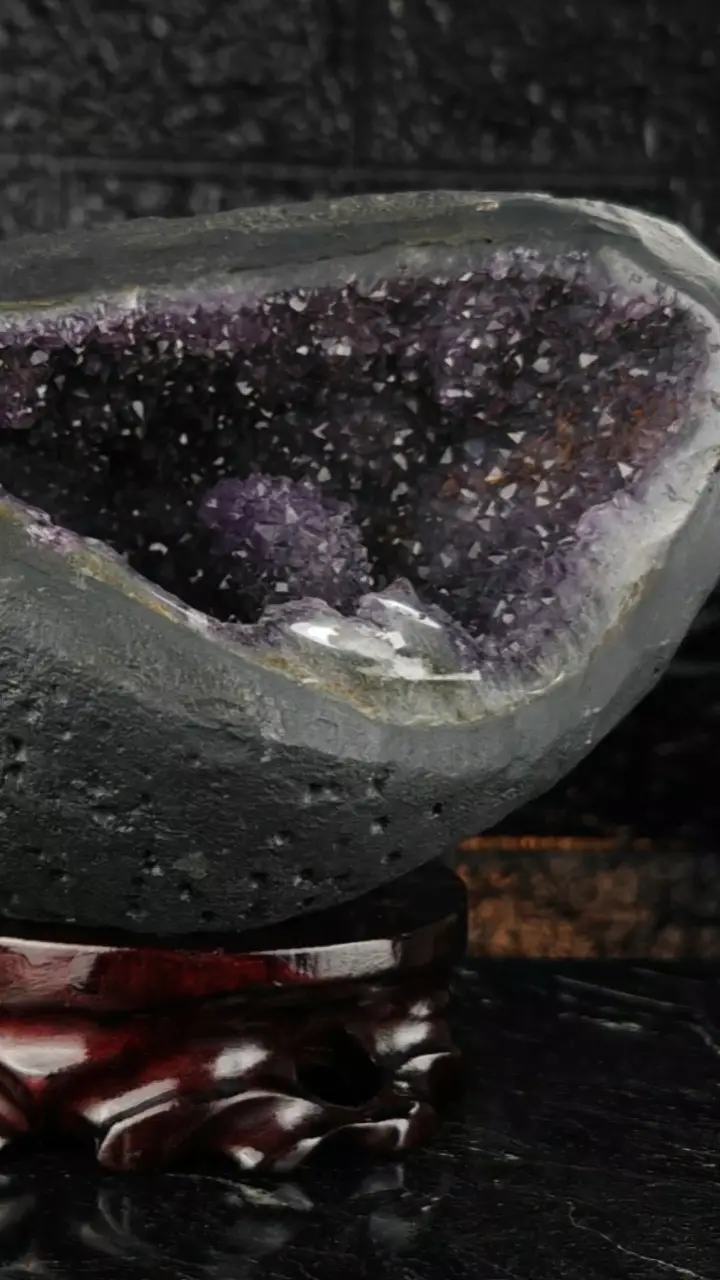 Smiling Face Amethyst Money Pocket Cave | วิดีโอที่เผยแพร่โดย Wagaa ...