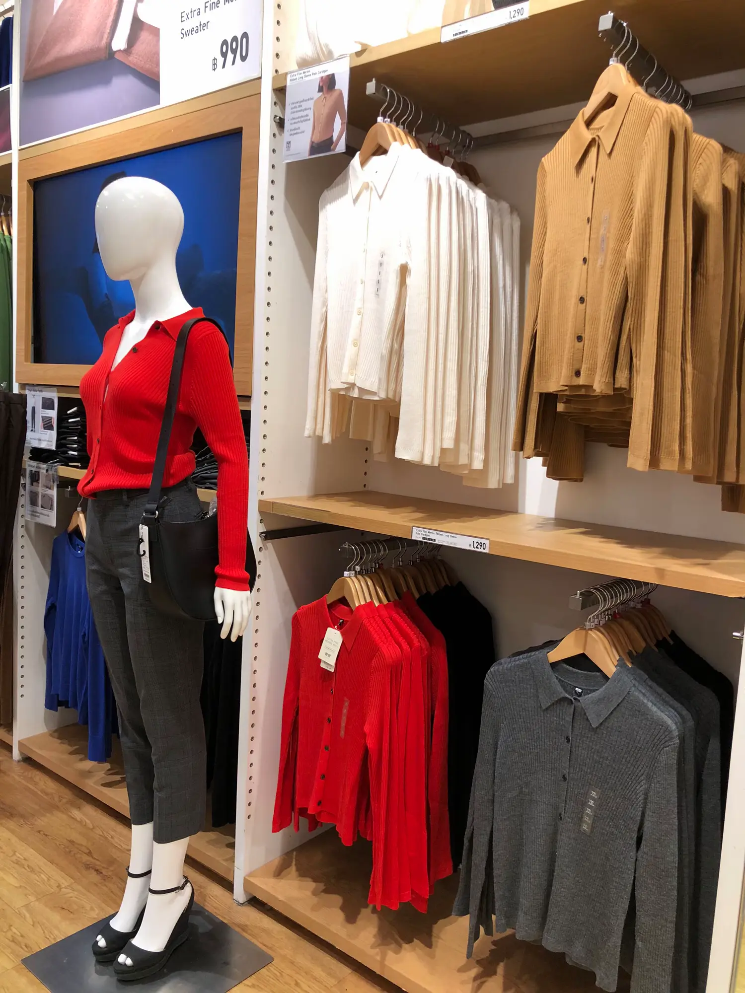 Uniqlo ครบรอบ 40 ปี ลดครั้งใหญ่🎉 | แกลเลอรีที่โพสต์โดย KANNIPA P. | Lemon8