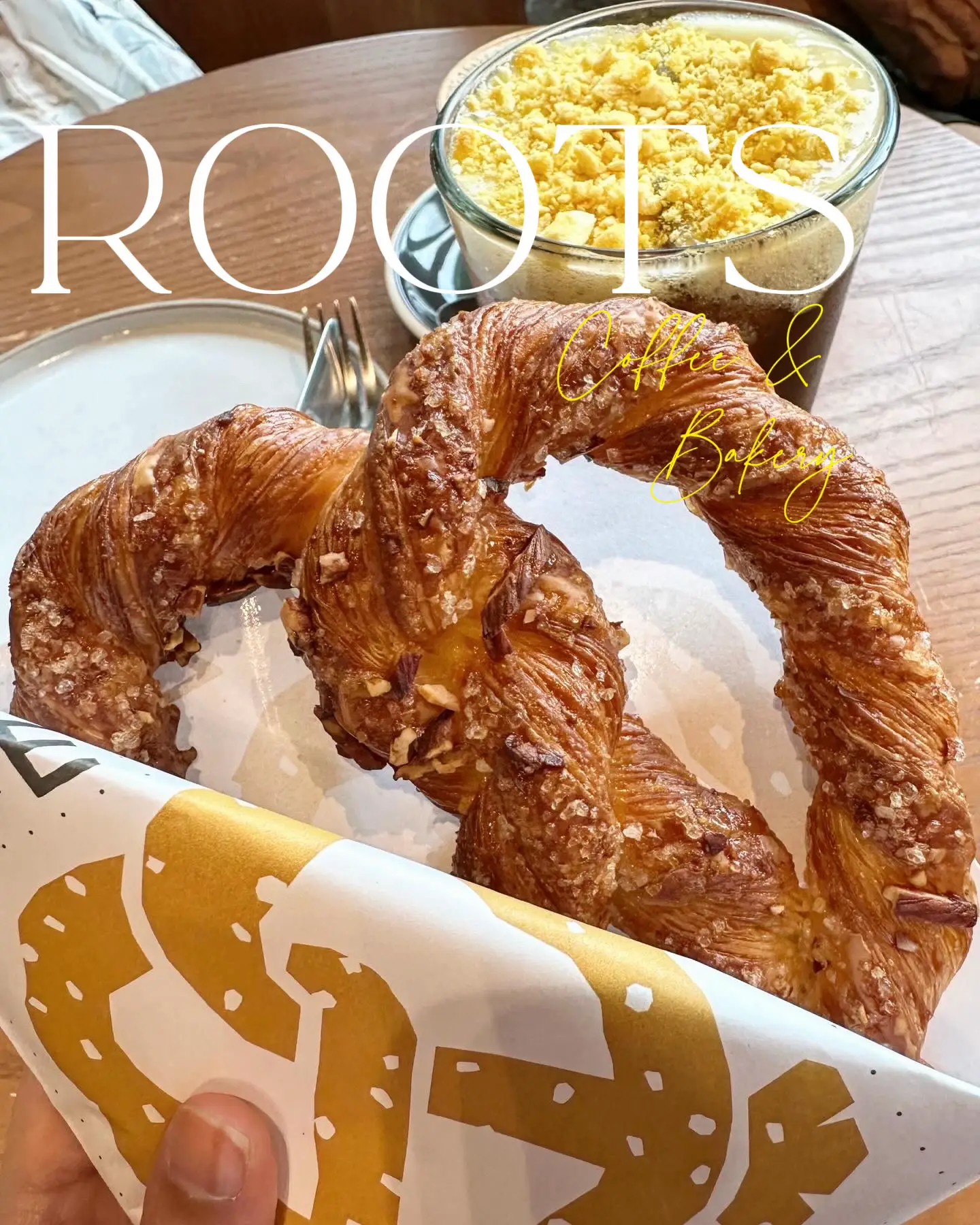 ROOTS ไม่ได้มีดีแค่กาแฟ เบเกอรี่ก็เริศจ้า | แกลเลอรีที่โพสต์โดย ชวนแดก | Lemon8
