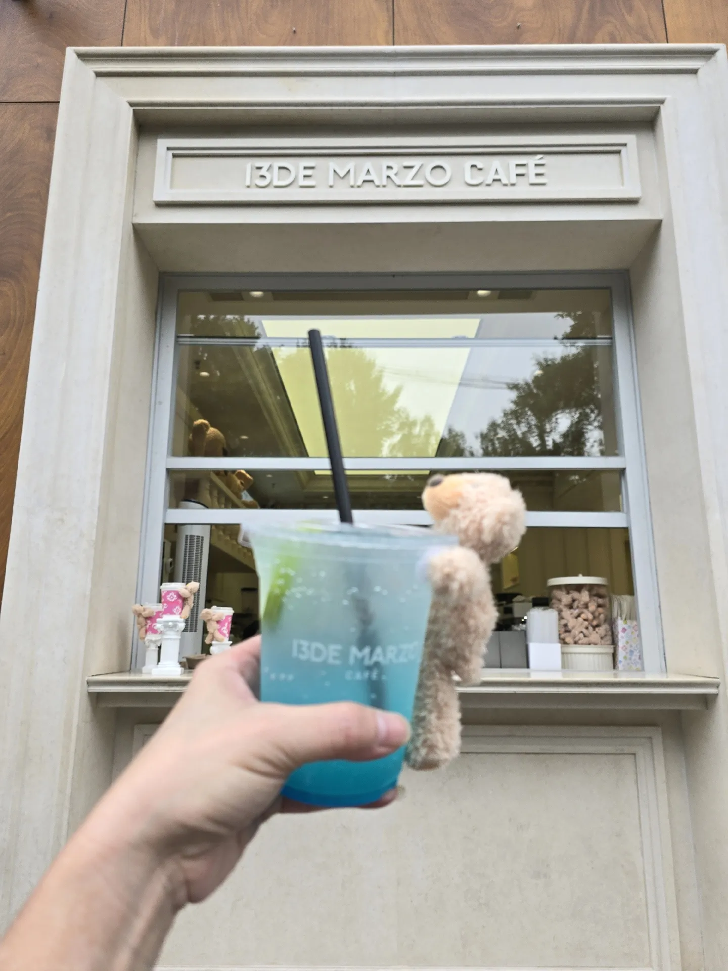 เครื่องดื่มพร้อมน้องหมีเกาะถ้วย | แกลเลอรีที่โพสต์โดย Nooneng | Lemon8