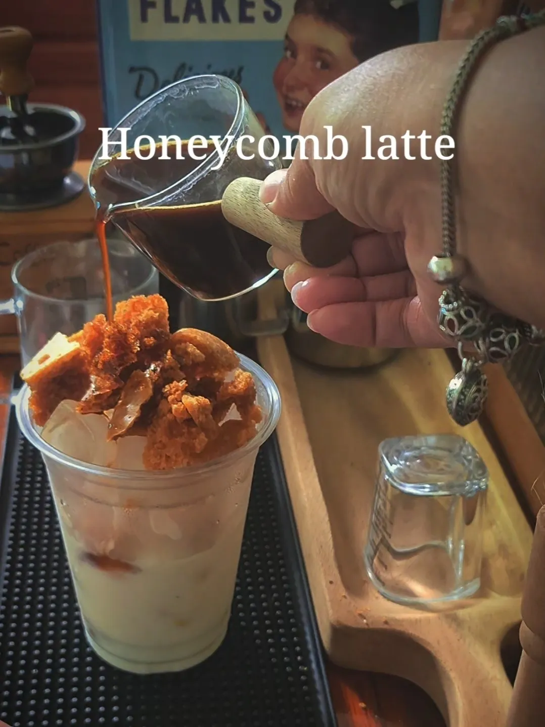 Honeycomb latte🍯☕️ | วิดีโอที่เผยแพร่โดย บ้านติดสวน🏡 | Lemon8