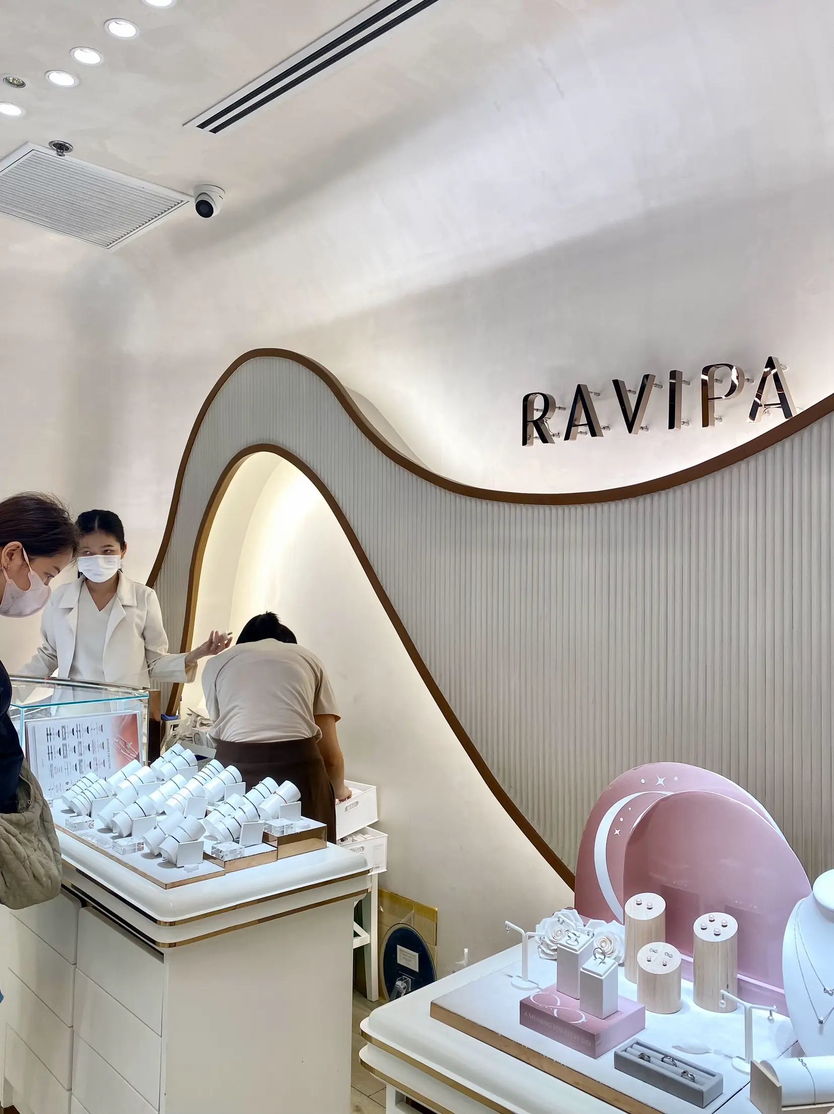 กำไลสายมู Ravipa 📍สายมูห้ามพลาด มี 3 พระแม่ในเส้นเดียว‼️ | Gallery posted by sofiar | Lemon8