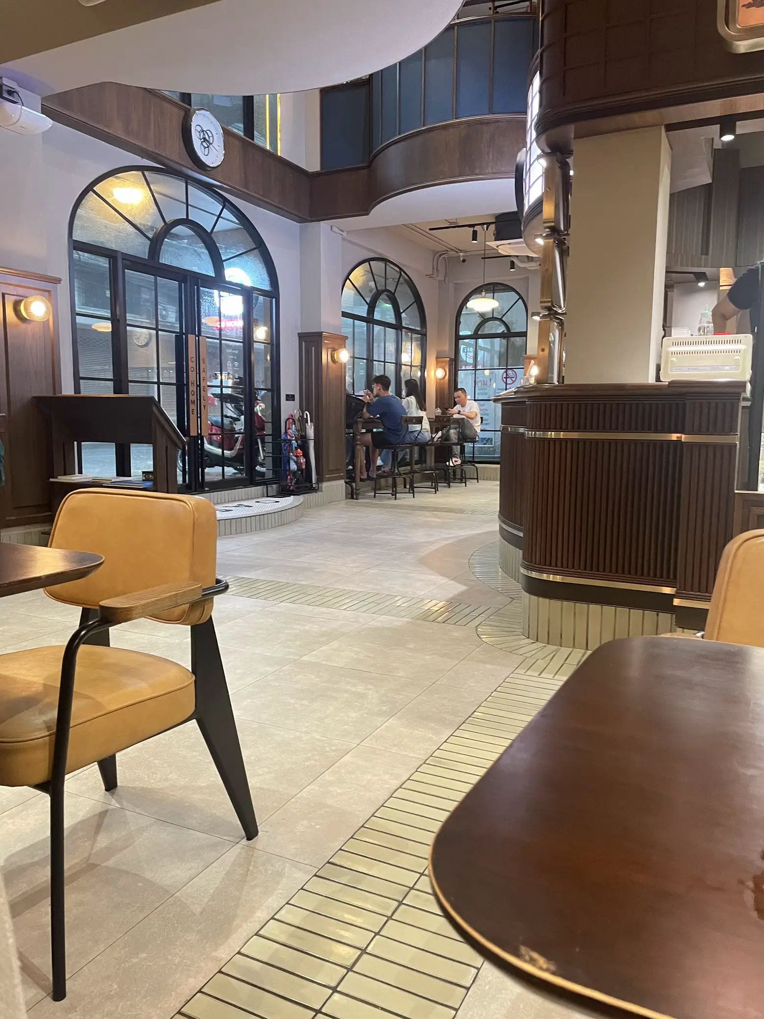 คาเฟ่ทำงานนั่งอ่านหนังสือ 24 ชม 👀👩🏻‍💻(oasis coffee) | แกลเลอรีที่โพสต์โดย jtoon | Lemon8