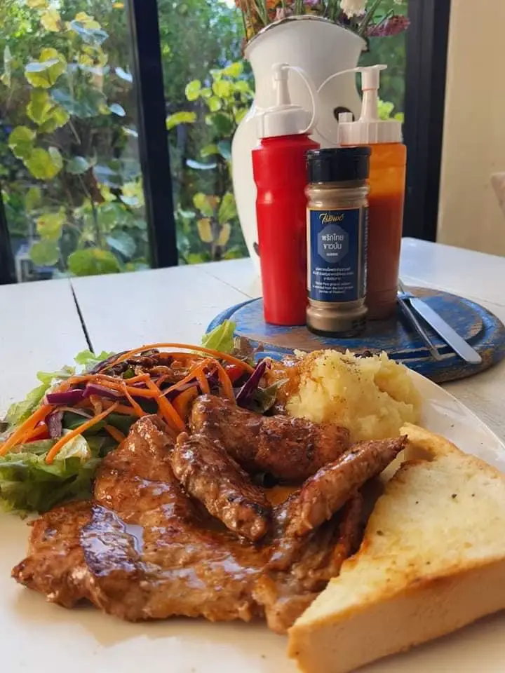 ร้านอาหารนั่งชิล ใกล้อ่างแก้ว มหาวิทยาลัยเชียงใหม่ | แกลเลอรีที่โพสต์โดย TermTem Station | Lemon8