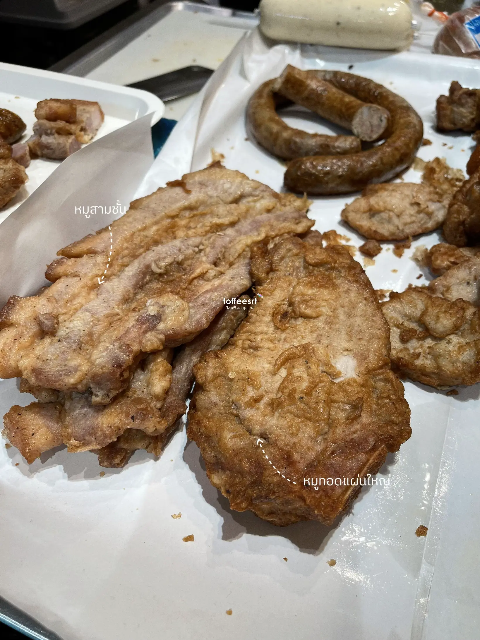 ไม่ต้องไปถึงเชียงใหม่ ก็ได้กินหมูทอดดำรงค์ 🐷🥓 | แกลเลอรีที่โพสต์โดย toffeesrt | Lemon8