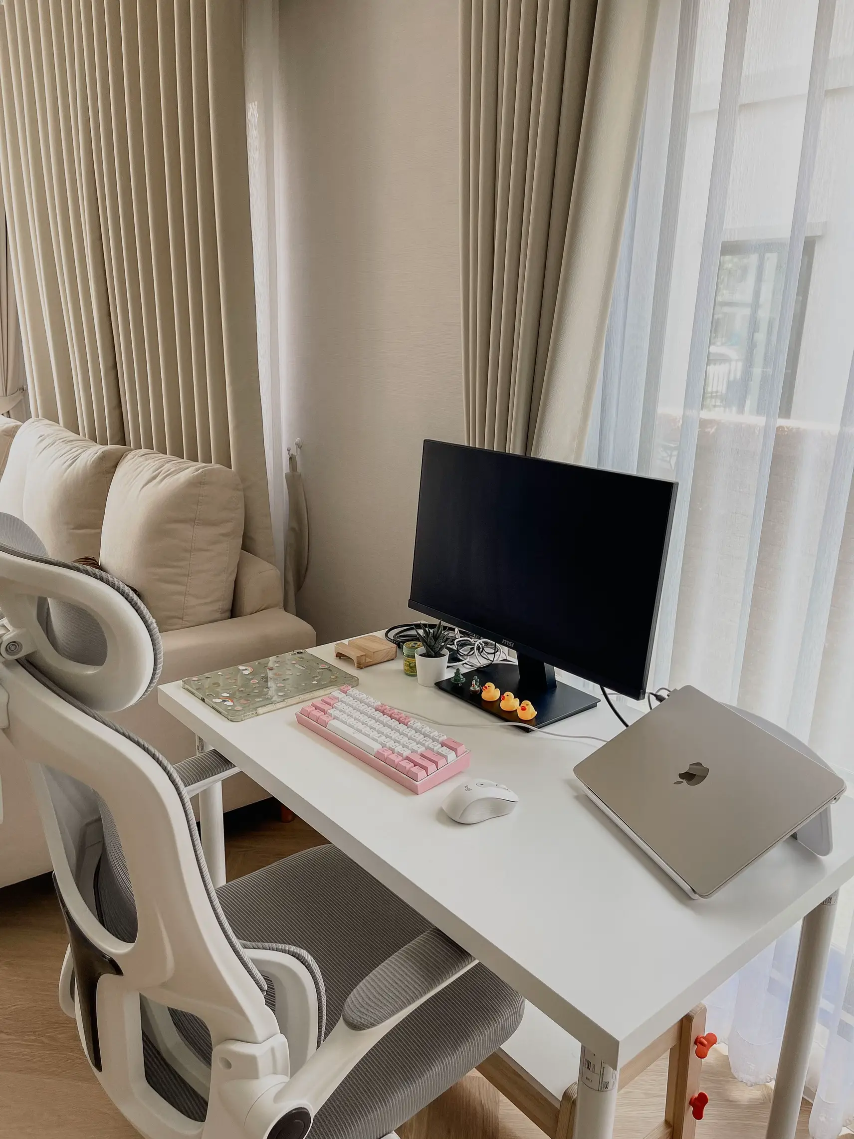 ไอเดียจัดโต๊ะคอมง่ายๆ ช่วง WFH | แกลเลอรีที่โพสต์โดย บ้านของแอมธิชา | Lemon8