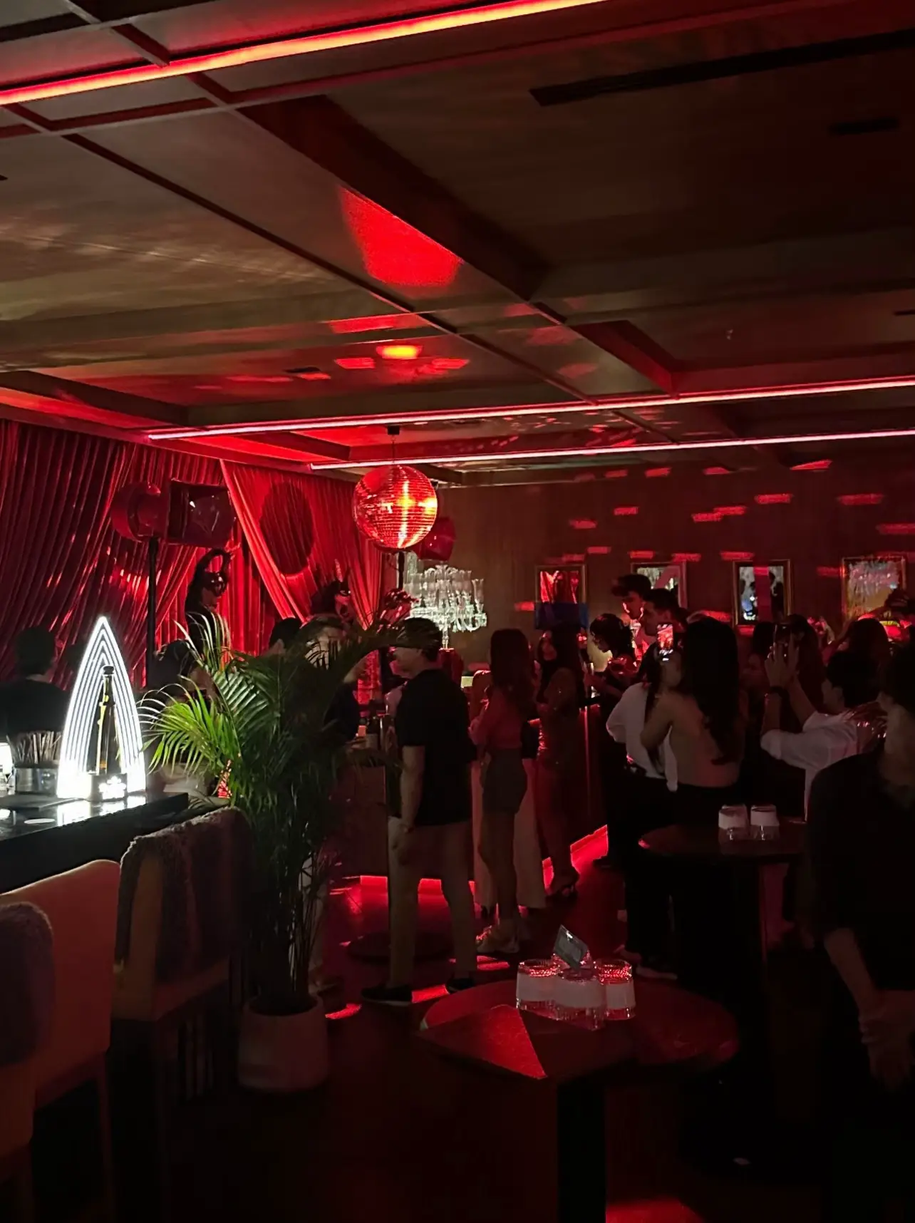 ROUGHENS RED NIGHTワンスピークドレス🌹 | BIBI 🧚🏻‍♀️ が投稿したフォトブック | Lemon8