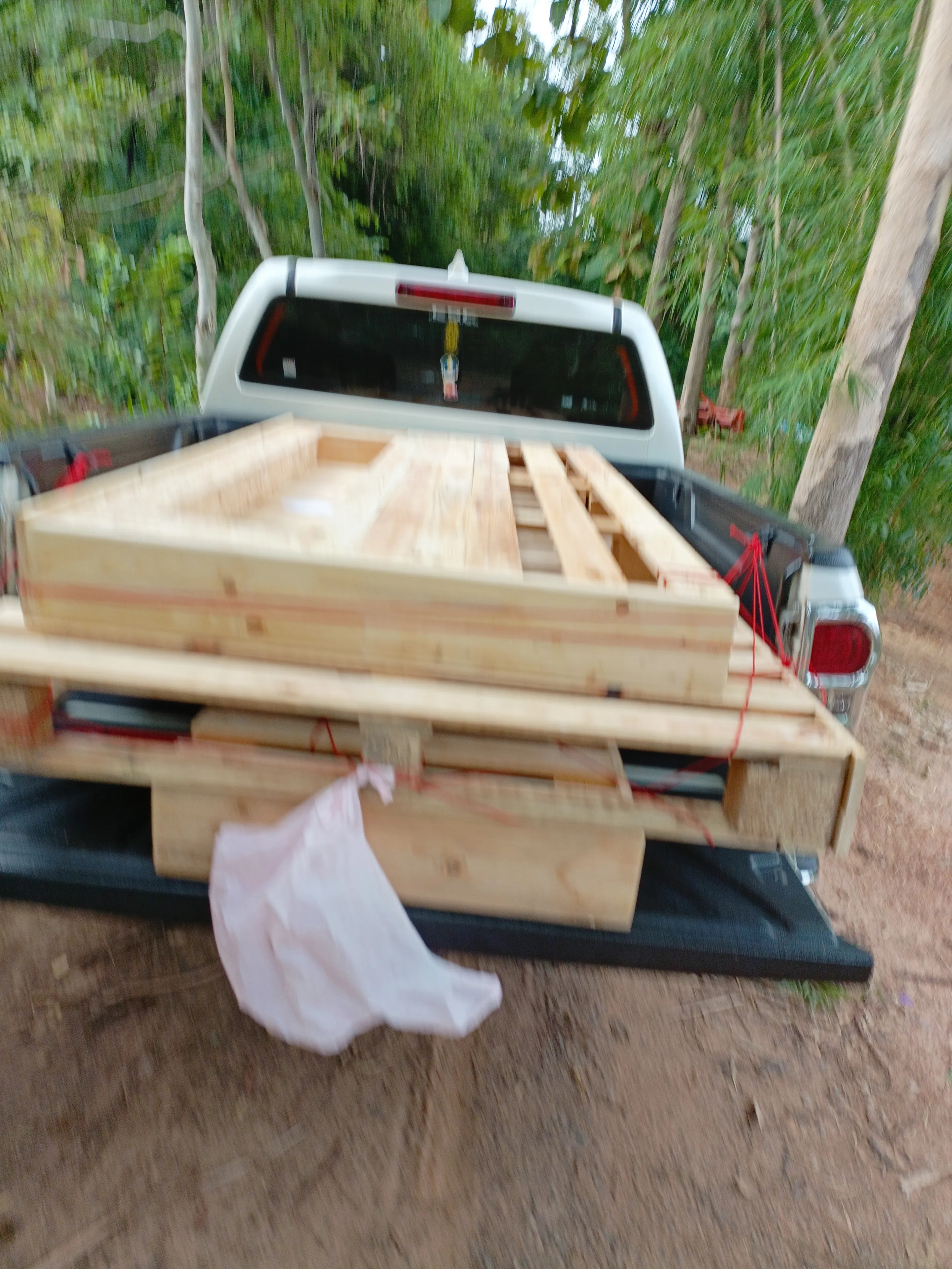 ทำเตียงไม้พาเลทปิดทึบ มีไฟ มีปลั๊ก งบ 1,750 💵 | แกลเลอรีที่โพสต์โดย Wolf Carpentry | Lemon8