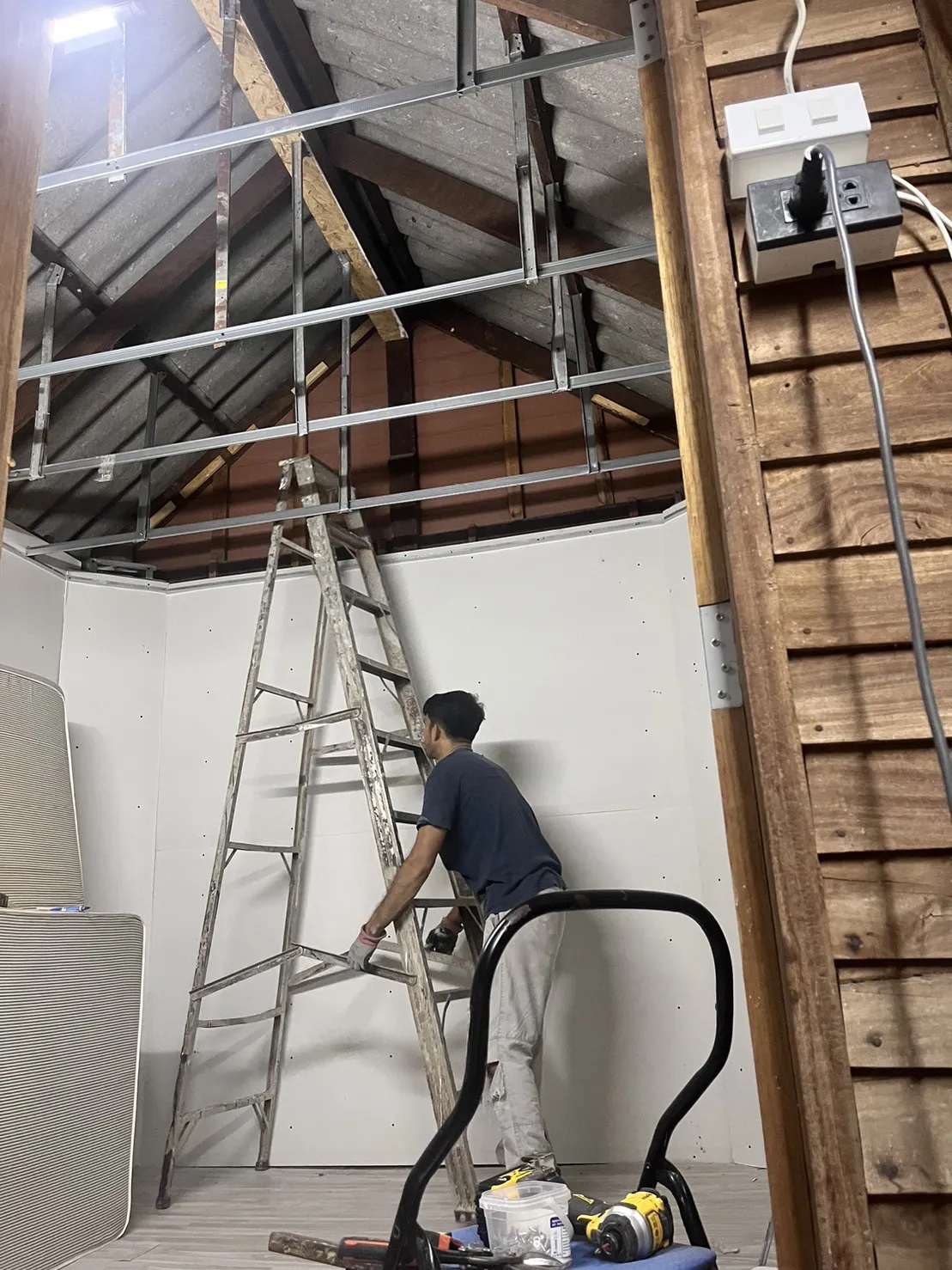 เปลี่ยนห้องไม้เก่าให้ดูเรียบสะอาดน่าอยู่ | แกลเลอรีที่โพสต์โดย Wolf Carpentry | Lemon8