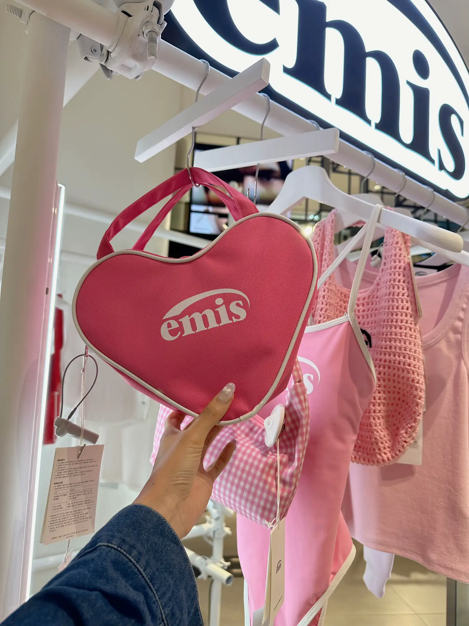 พาช๊อปEMIS Pop-up store ที่สยาม👀🤍 | แกลเลอรีที่โพสต์โดย specialnice | Lemon8