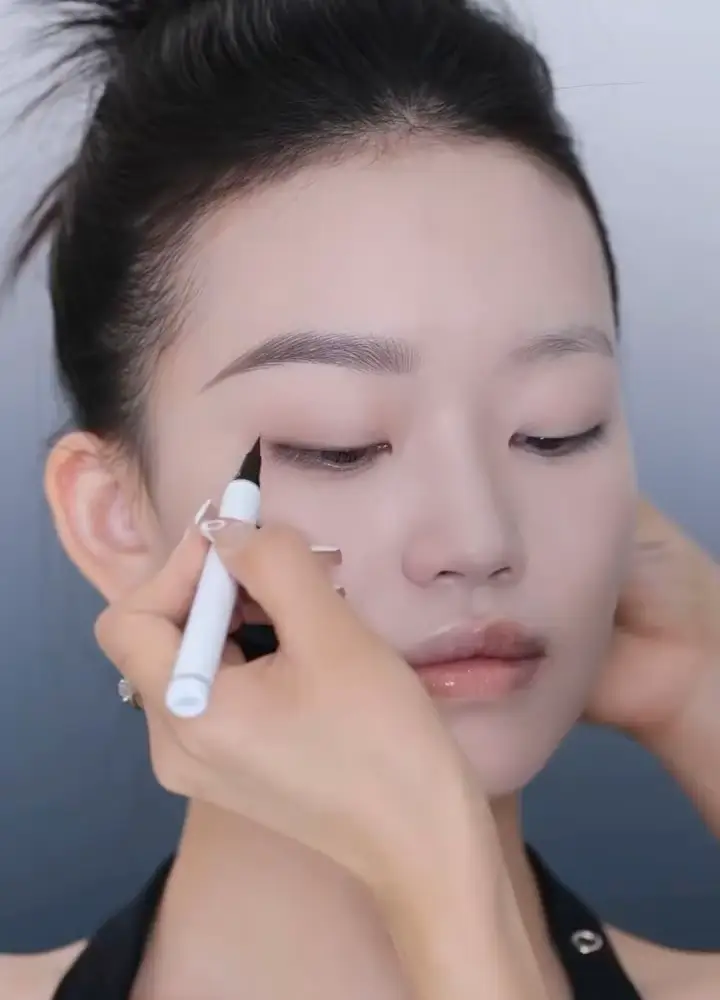 Korean style eye make up tutorial | Video diterbitkan oleh Maria NPL | Lemon8