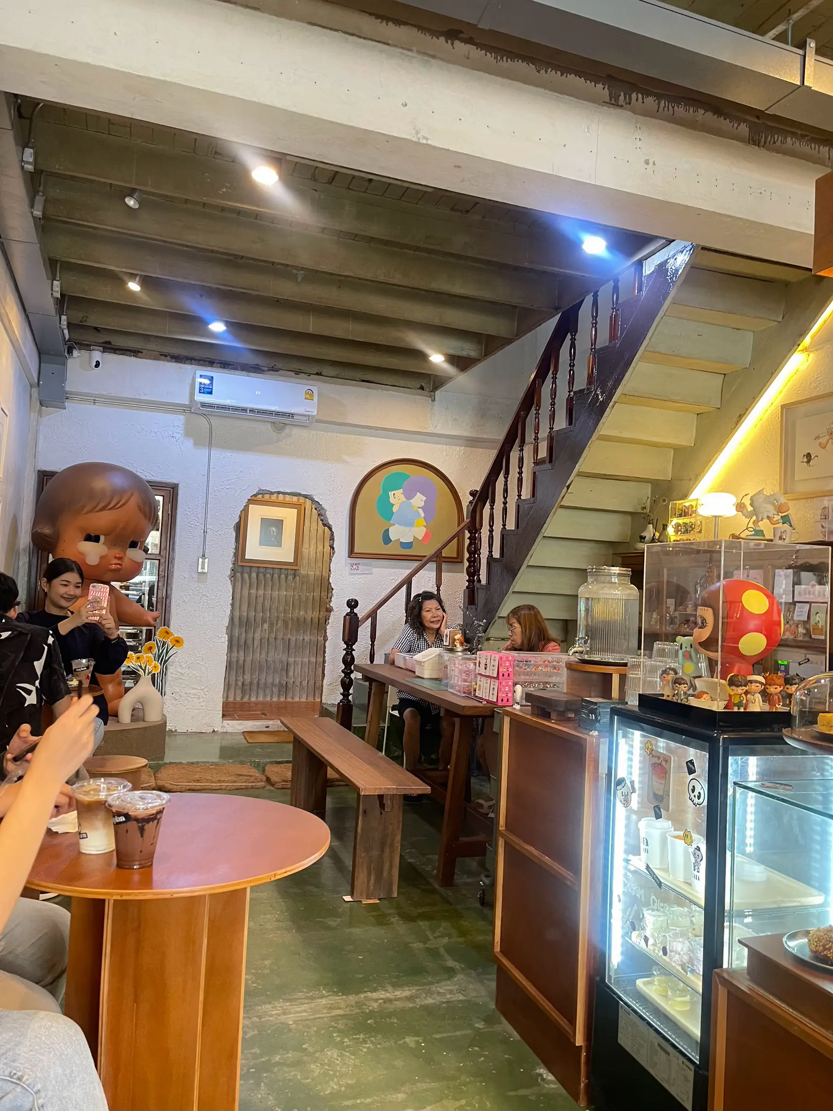UNPLAN CAFE & GALLERY ที่นี่มีน้อง Cry Baby ตัวใหญ่มาก | แกลเลอรีที่ ...