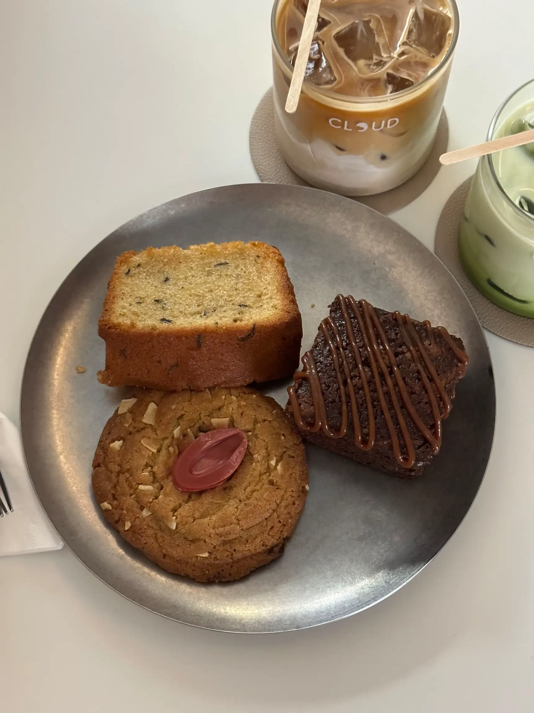 cloud; i highly reccomend this cafe!! ☁️🤍 | Gallery posted by yunqi 🧸 🍵 ...