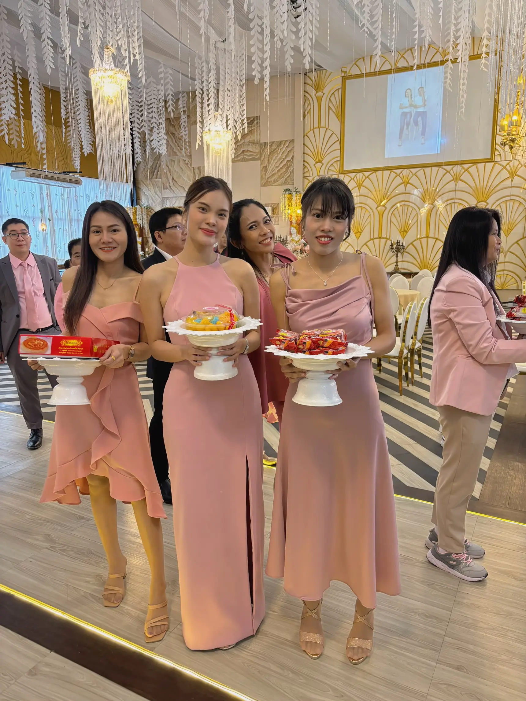 เดรสไปงานแต่งตีมชมพู ราคาหลักร้อย💖 แกลเลอรีที่โพสต์โดย โกกิโกเกี่ย 🍞