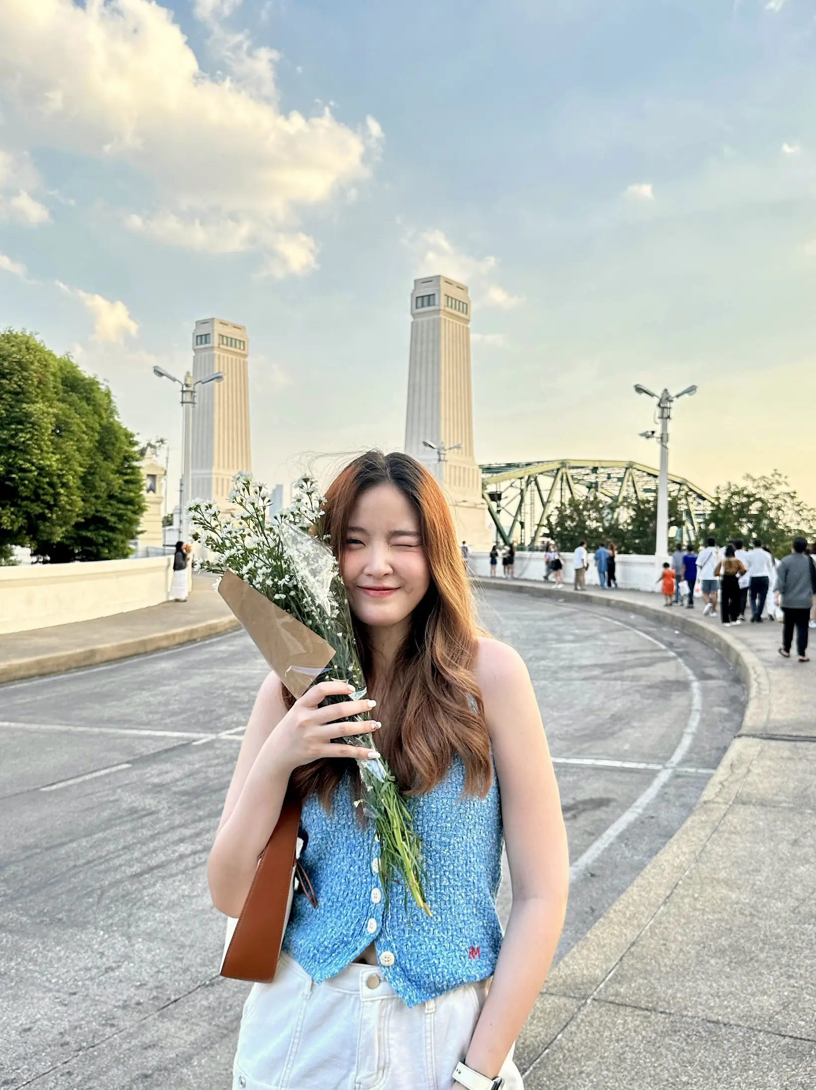 ถ่ายรูปเล่นสะพานพุทธ💐 | แกลเลอรีที่โพสต์โดย Aey Supamas | Lemon8