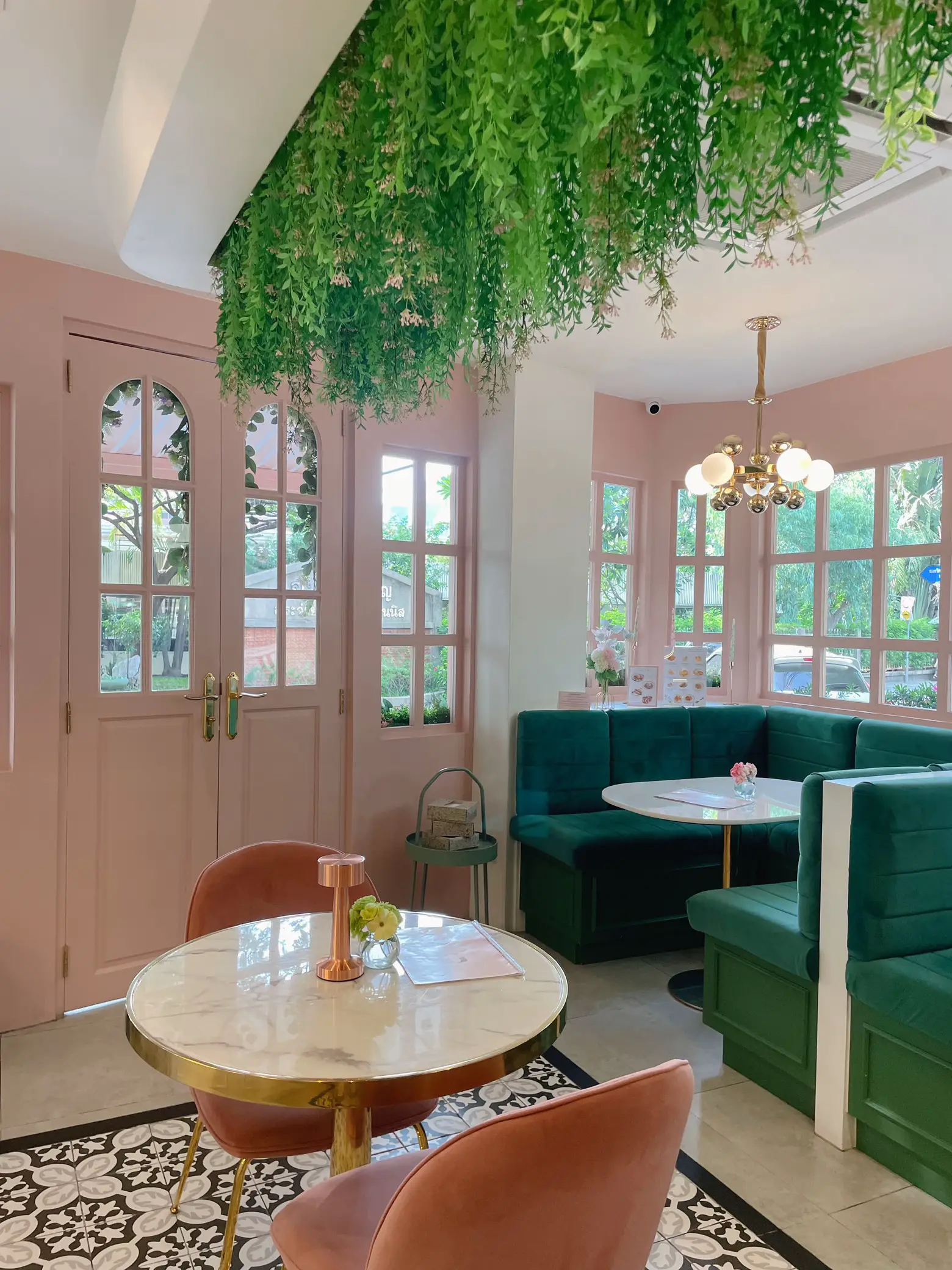 Cafe Les Soeurs ย่านวิภาดี-ลาดพร้าว ตรีมสีชมพู🎀💗 | แกลเลอรีที่โพสต์โดย Fahfonn_ | Lemon8