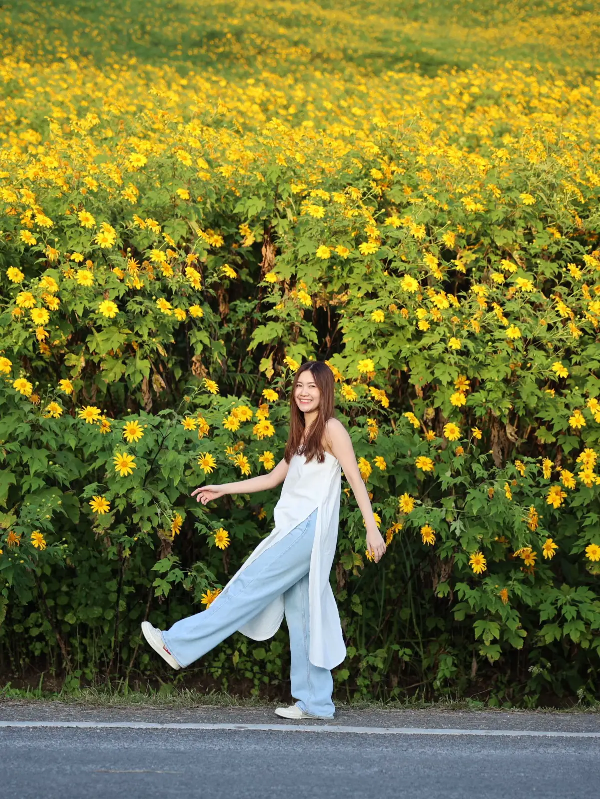 ไอเดียแมทช์เดรสสายเดี่ยว x กางเกงยีนส์👖 💛 #ootd | แกลเลอรีที่โพสต์โดย 「 JAYJUN ♡ | Lemon8