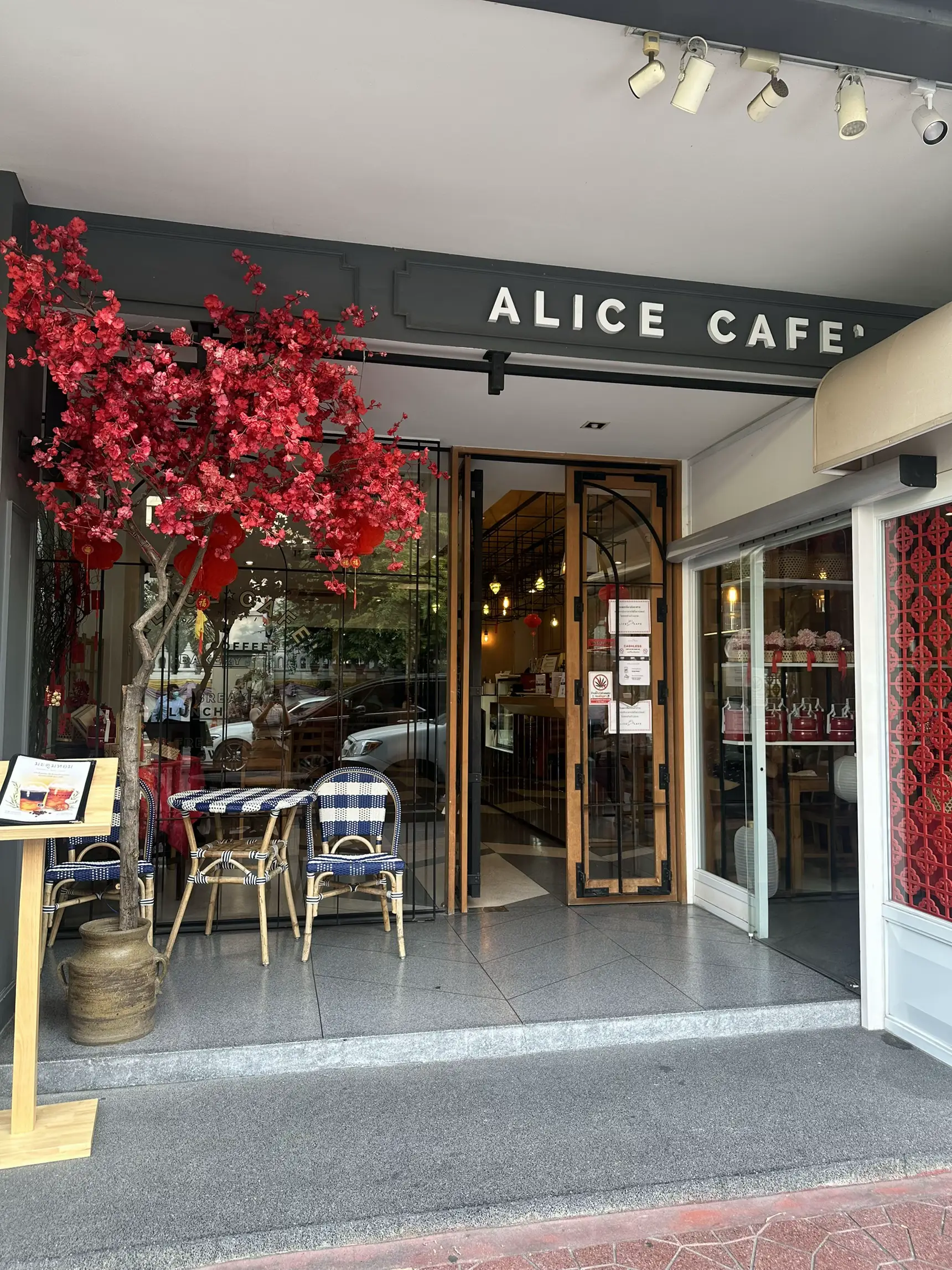 โรลสังขยา มะพร้าวอ่อน | Alice cafe | แกลเลอรีที่โพสต์โดย ฝนนี่ รีวิว ...