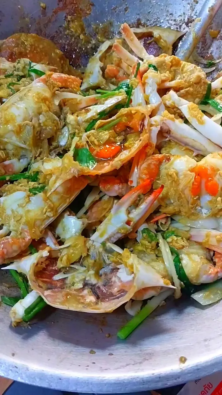 ปูผัดผงกระหรี่ | วิดีโอที่เผยแพร่โดย korawan u. | Lemon8